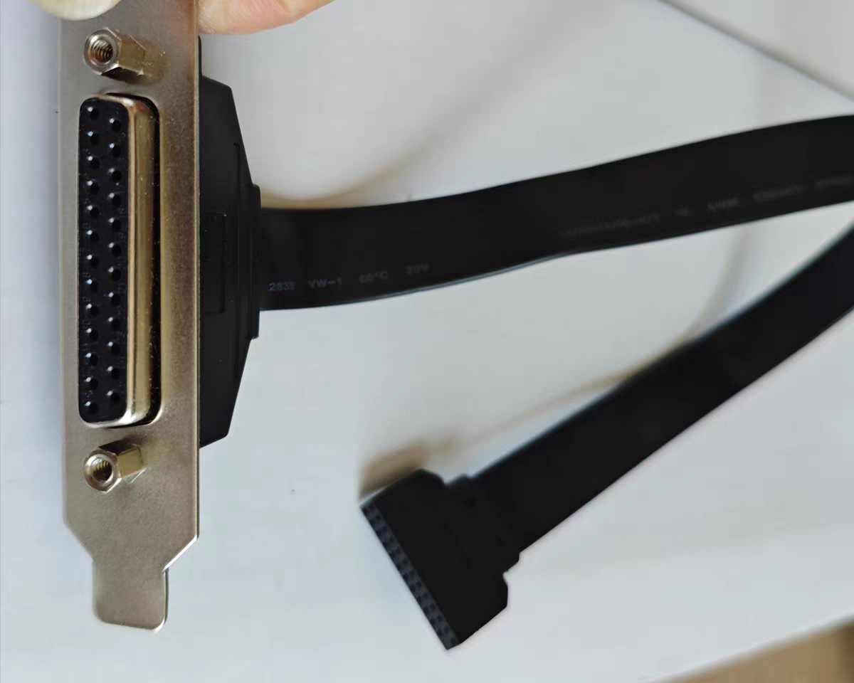 PCIe 4-портовая последовательная карта с полувысоким дизайном и параллельным кабелем для серверов Lenovo, включая 5В