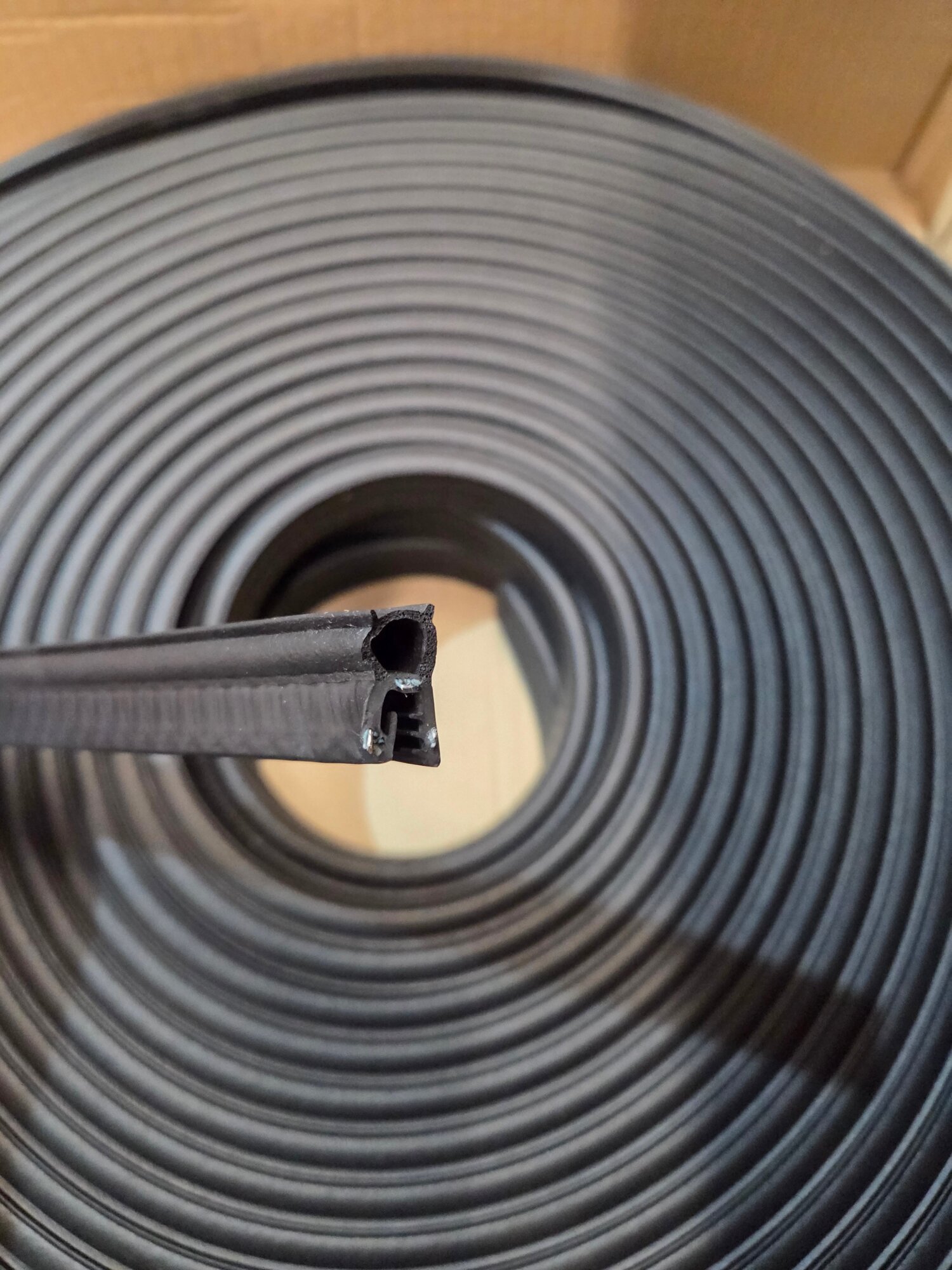 Уплотнительный профиль кромочный армированный арт. 209-0201 Dirak (Германия) резина EPDM