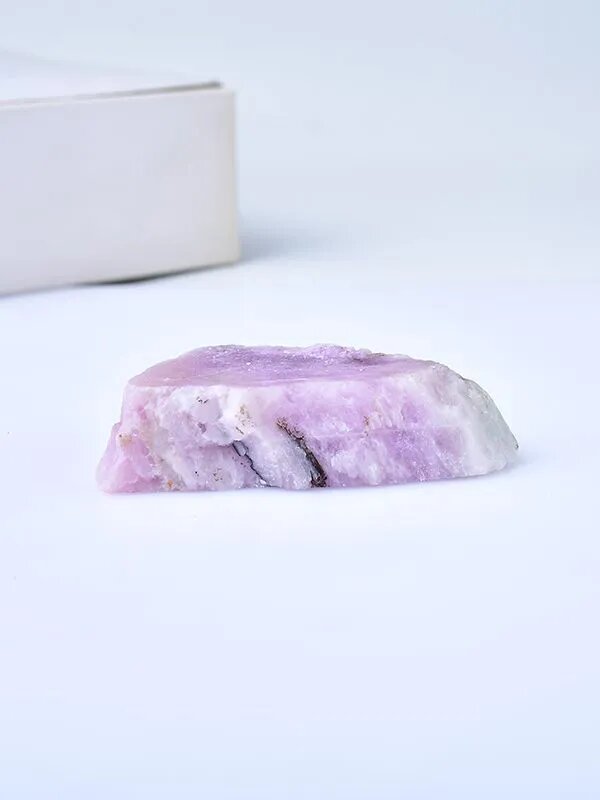 Натуральный камень "фиолетовое свечение лития", необработанный (2 шт 3-6 см)