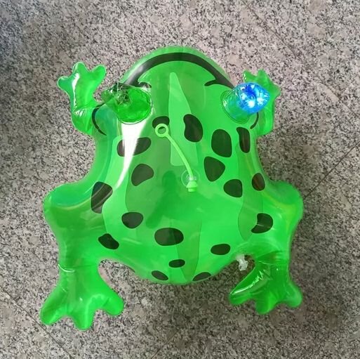 Светящаяся надувная лягушка для купания и игр в воде и на суше