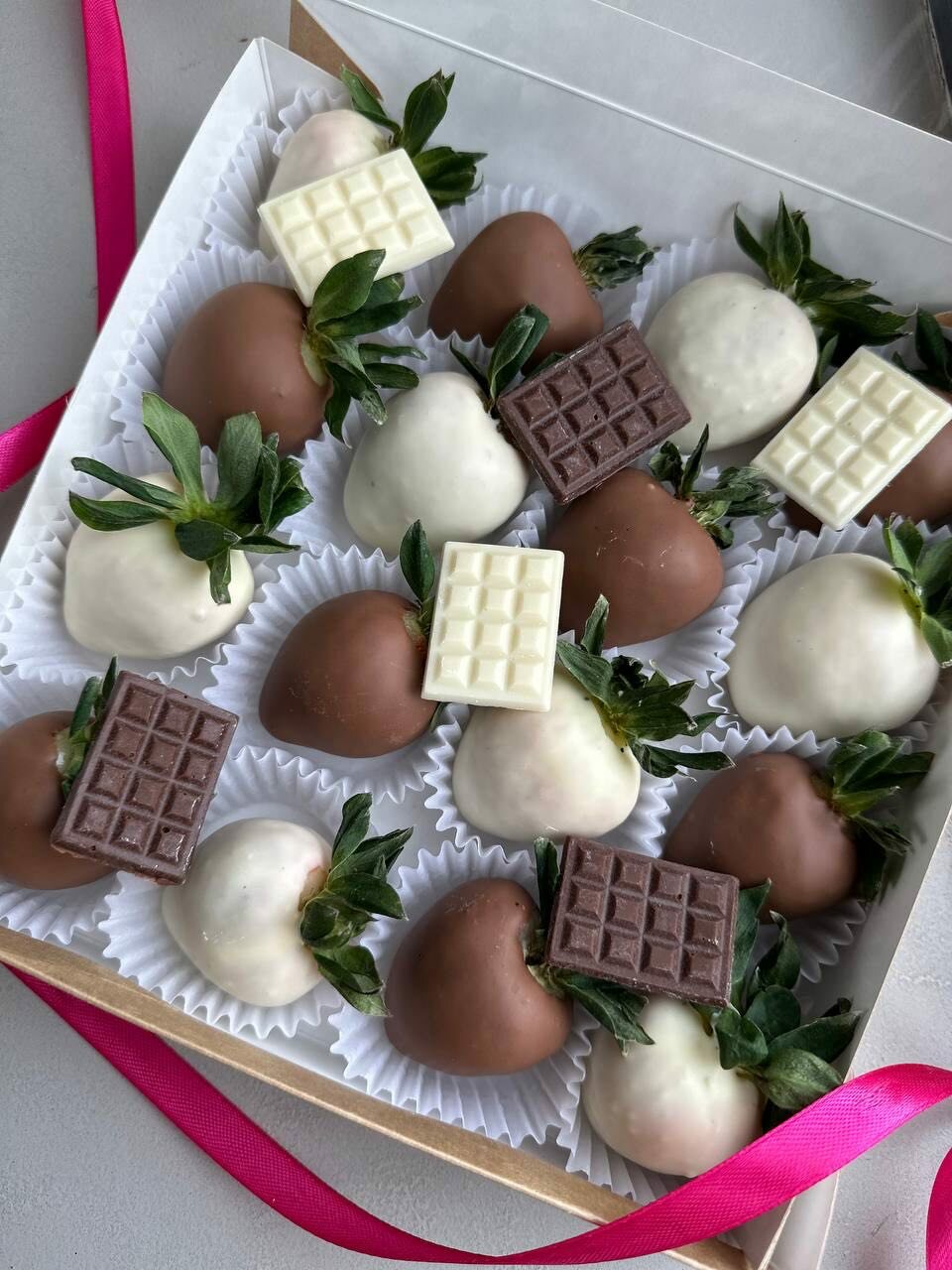 "Киндер" от Sweet Berry, букет вкусов из свежей клубники и молочного шоколада