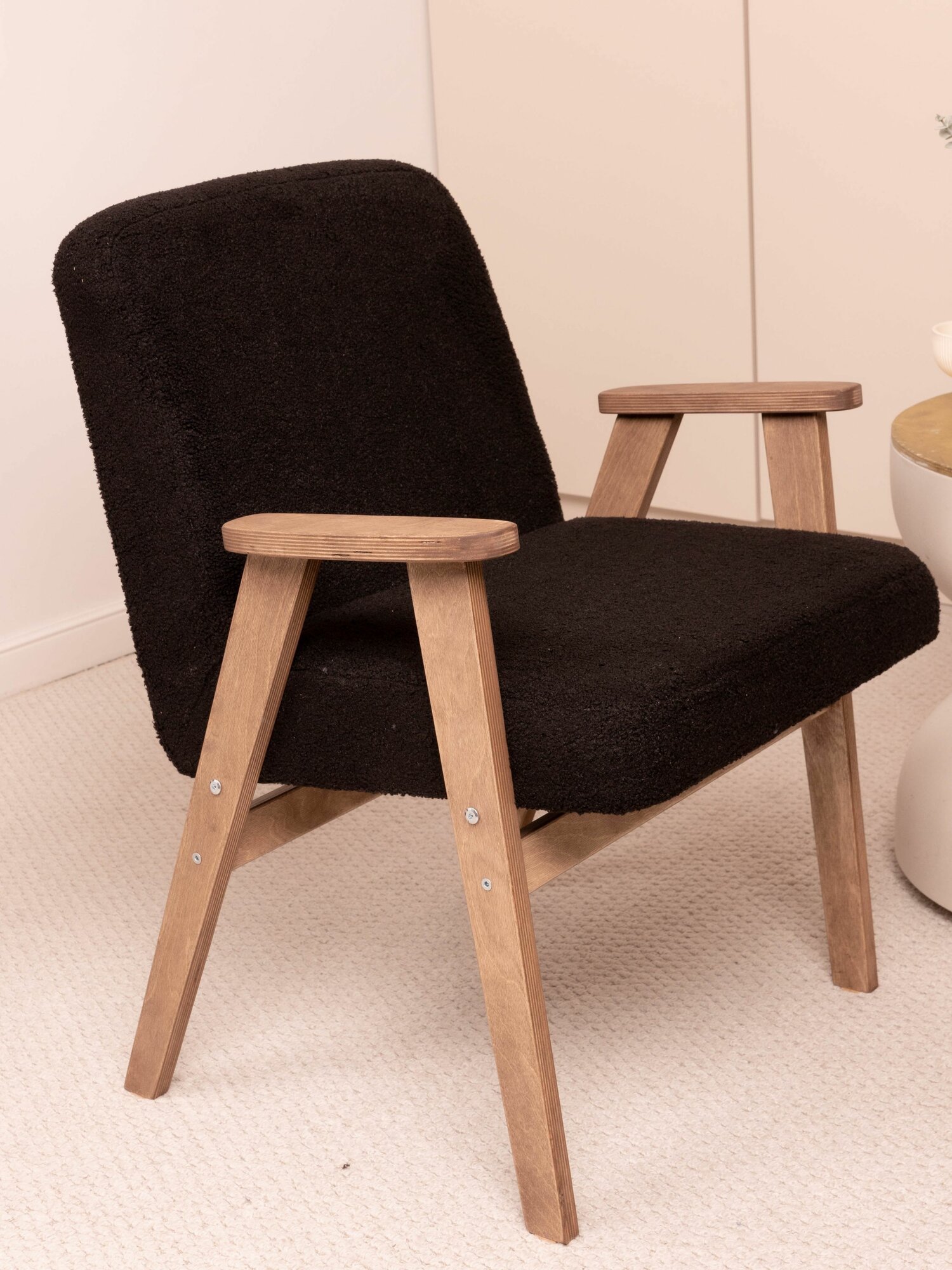 Кресло мягкое для дома и дачи Галант на высоких деревянных ножках с подлокотниками