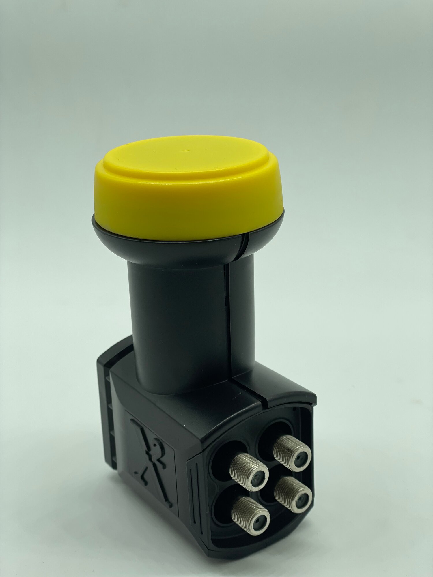 Спутниковый конвертер X SQUARE TECHNOLOGY CR-04 Ku-band Quad круговой на четыре выхода (для НТВ Плюс и Триколор)