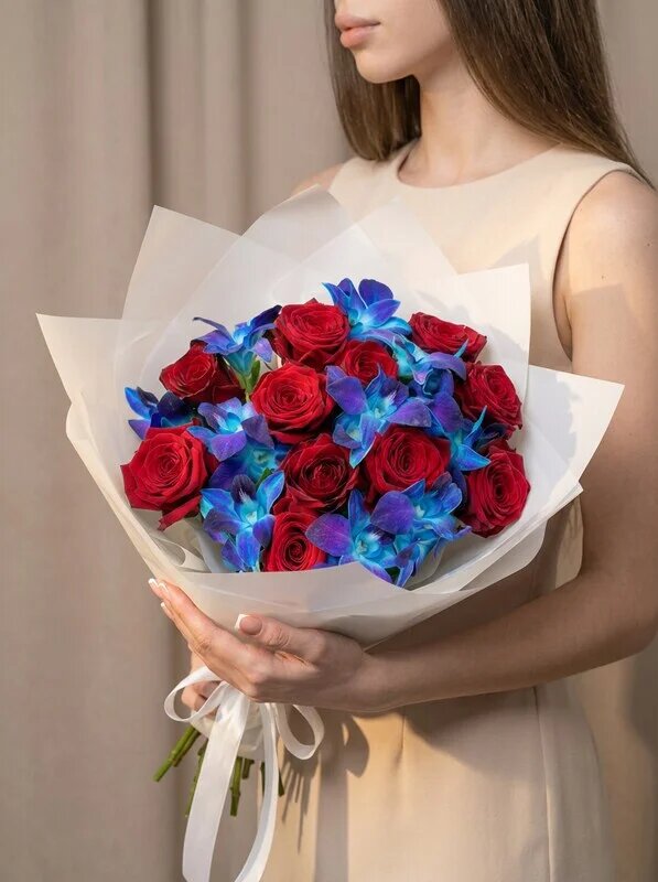 Букет «Вселенная» — Букет «Вселенная» из красных роз и дендробиума