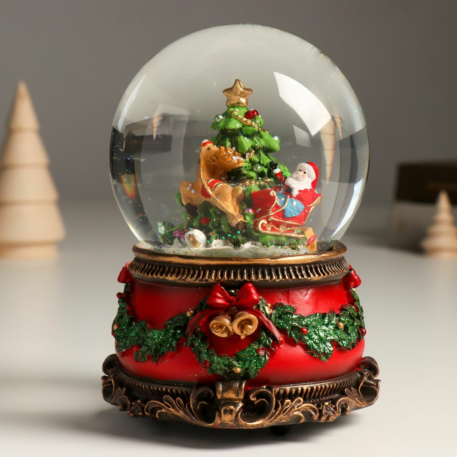 Снежный шар новогодний стеклянный "Дед Мороз и волшебные сани", музыкальный, механический сувенир, 11.5x11.5x14 см