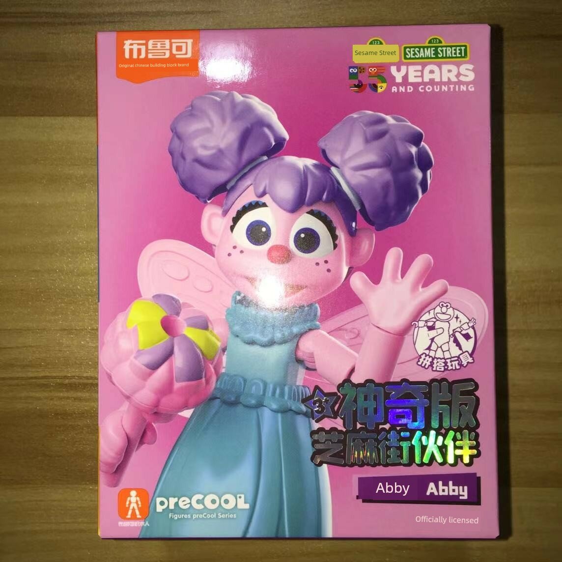 Brickly Sesame Street Abby Cadabby: Фигурка с присоской, подвижными частями и включенным аксессуаром, официальный