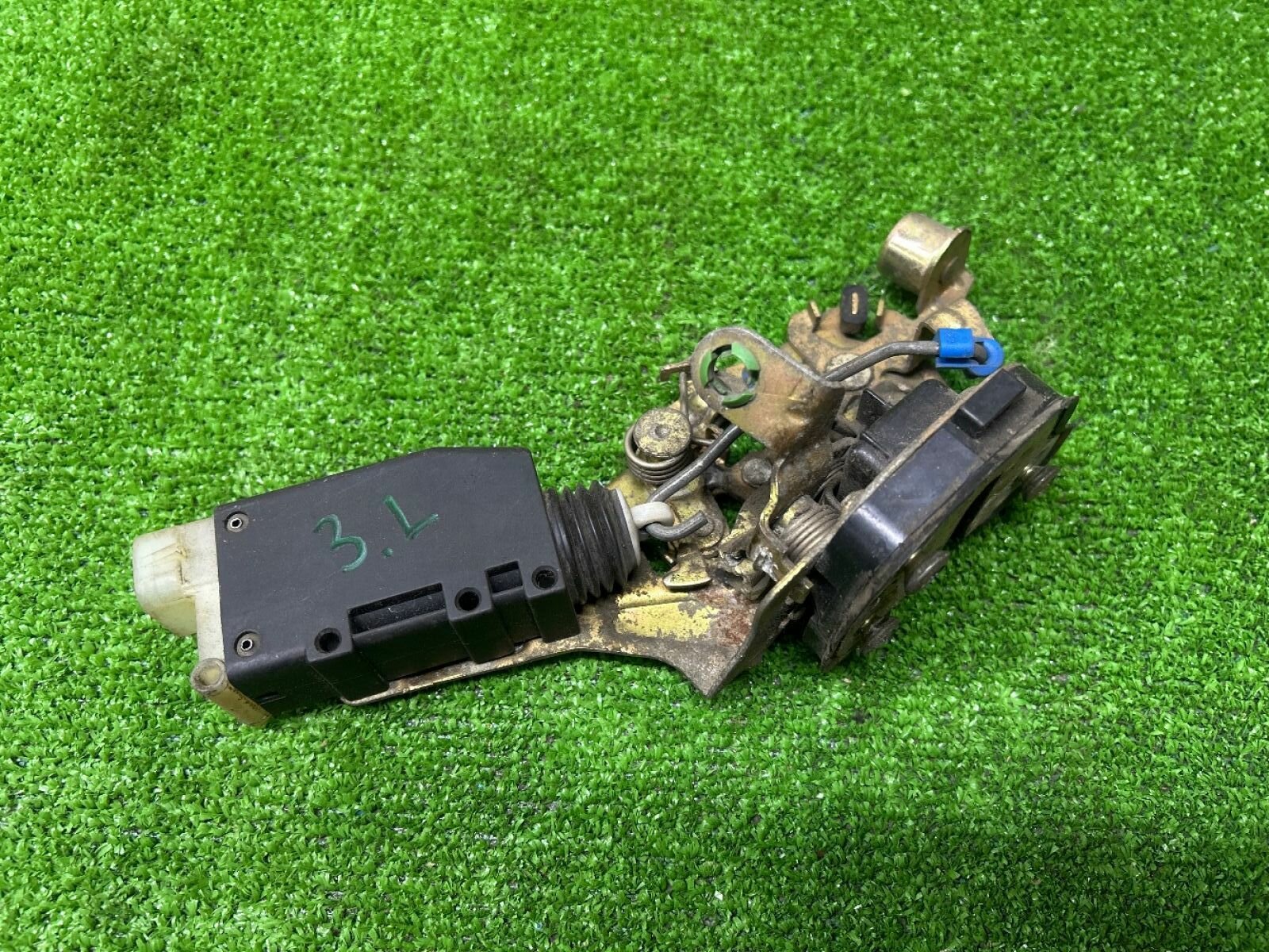 Замок двери задний левый Opel Omega b универсал