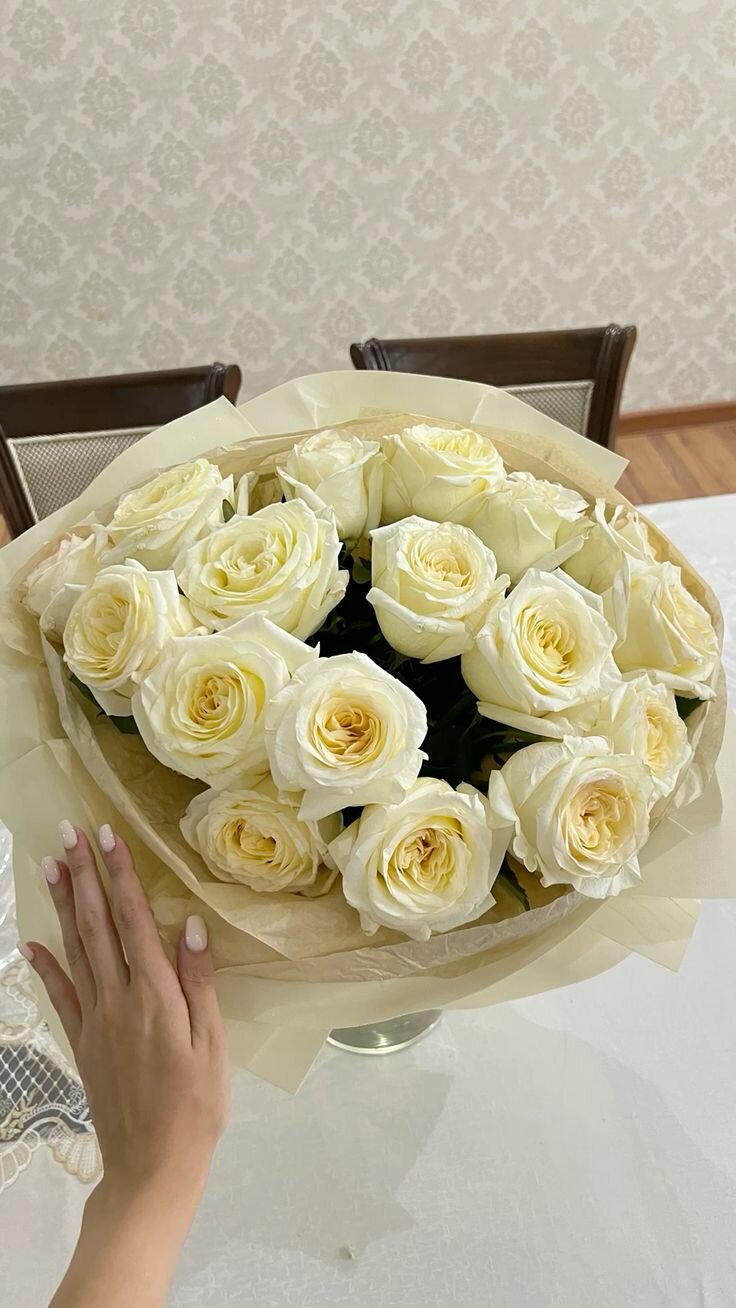 Букет из 15 белых роз в оформлении, идеальный подарок для любимого человека