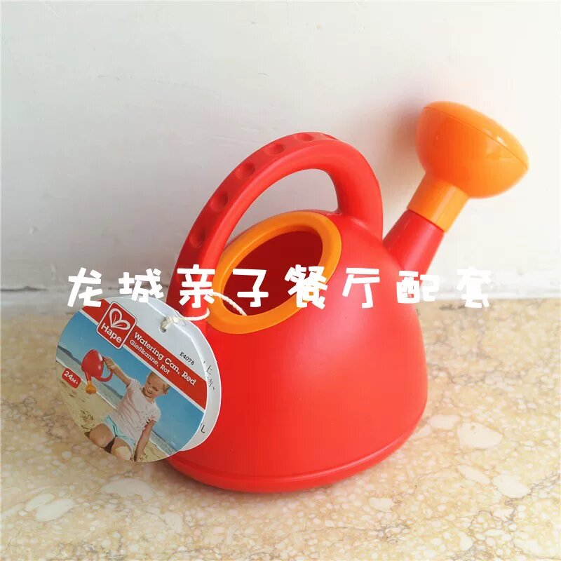 Hape E4078 Красный водяной разбрызгиватель для малышей - игрушка для купания и пляжа, безопасный пластик для детей