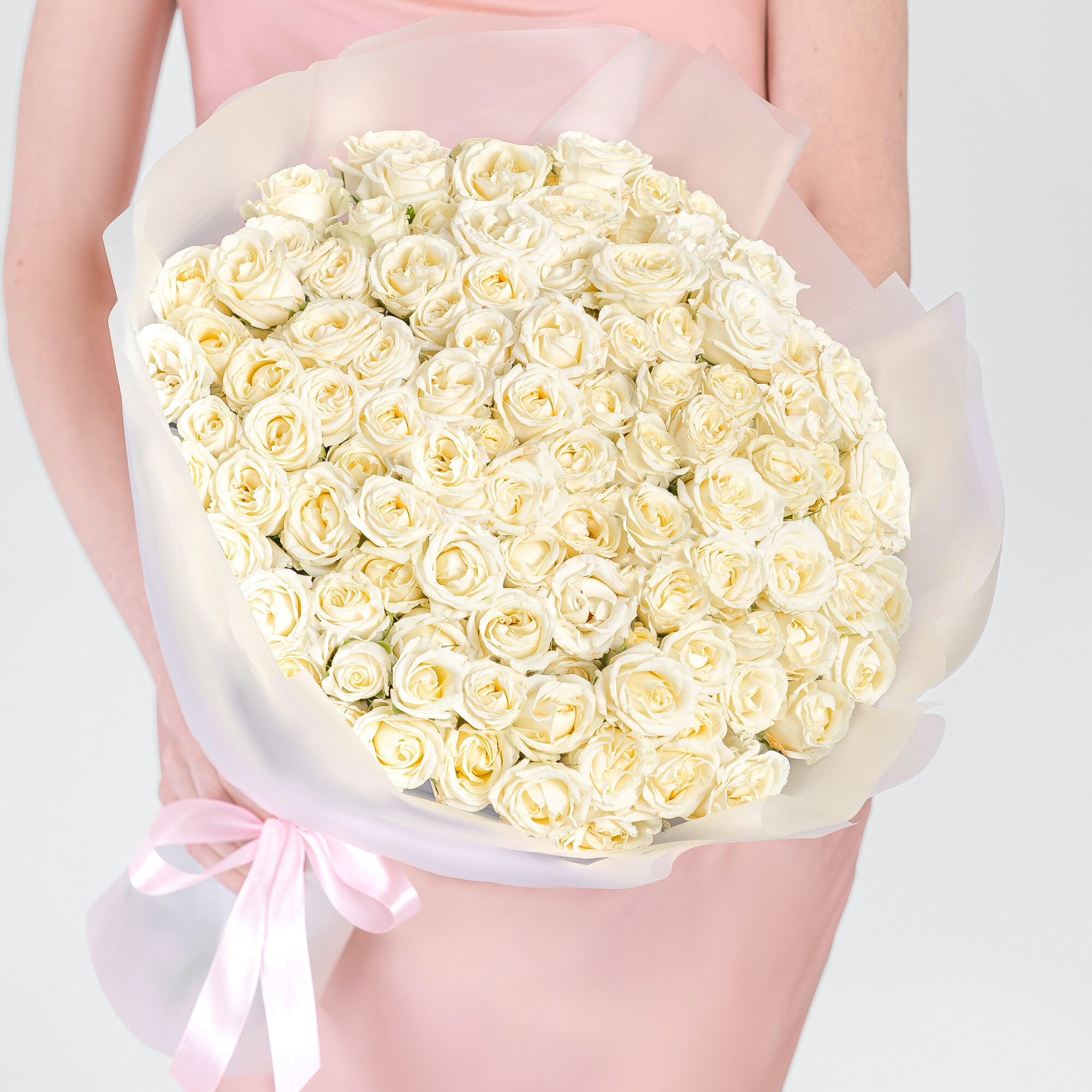 Букет Мегацвет24 "Сноуфлейк", 35 кустовых роз, белые, в дизайнерской упаковке