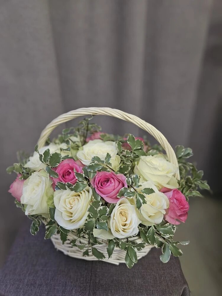 Корзиночка "Дар Богородице" от Магазина цветов "Долина Ситтим", мимоза, розы, питтоспорум, флористическая губка, высота 30 см, ширина 35 см