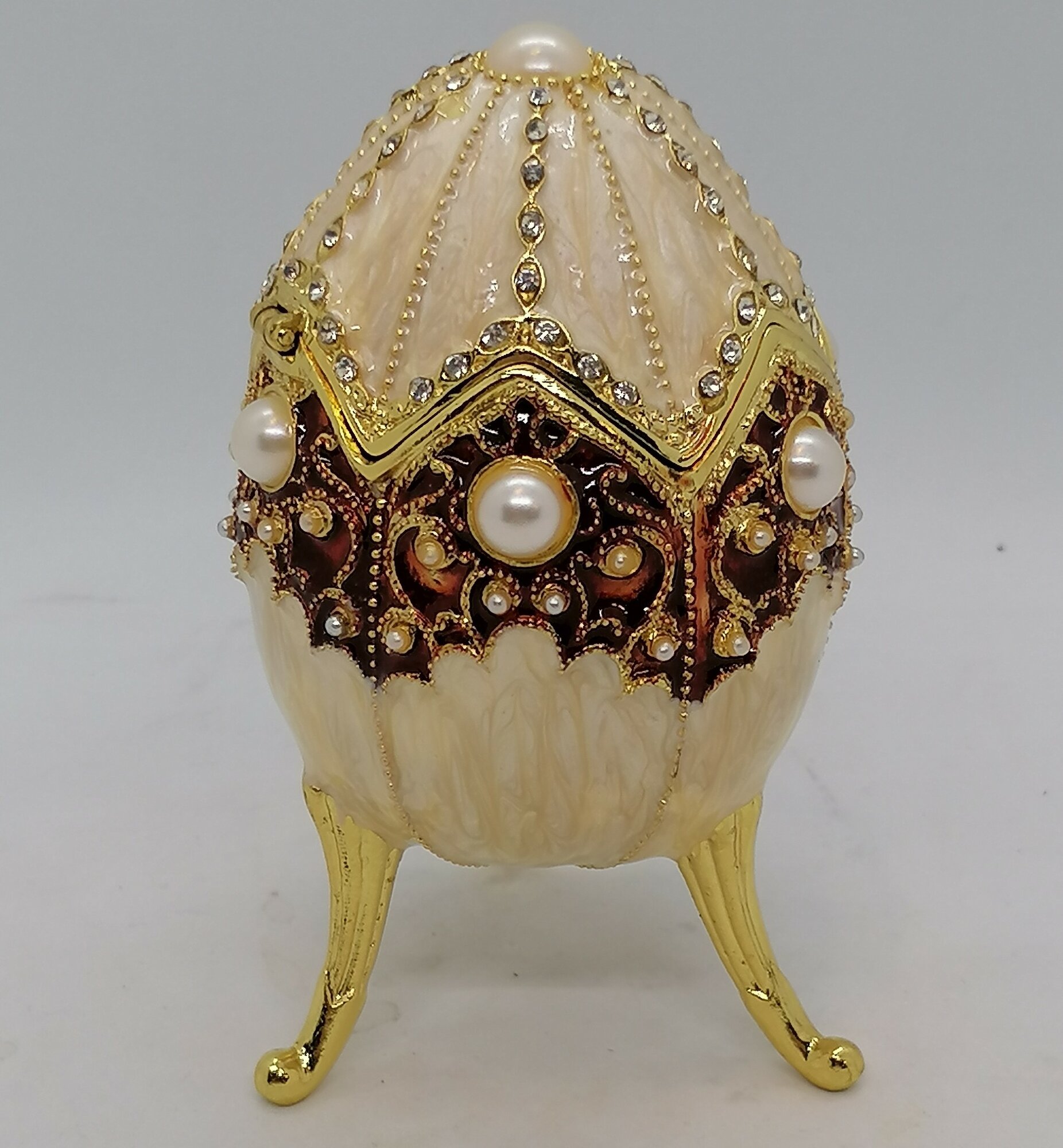 Яйцо Фаберже с шатровым орнаментом, со стразами и жемчугом, арт 2968, цвета слоновой кости