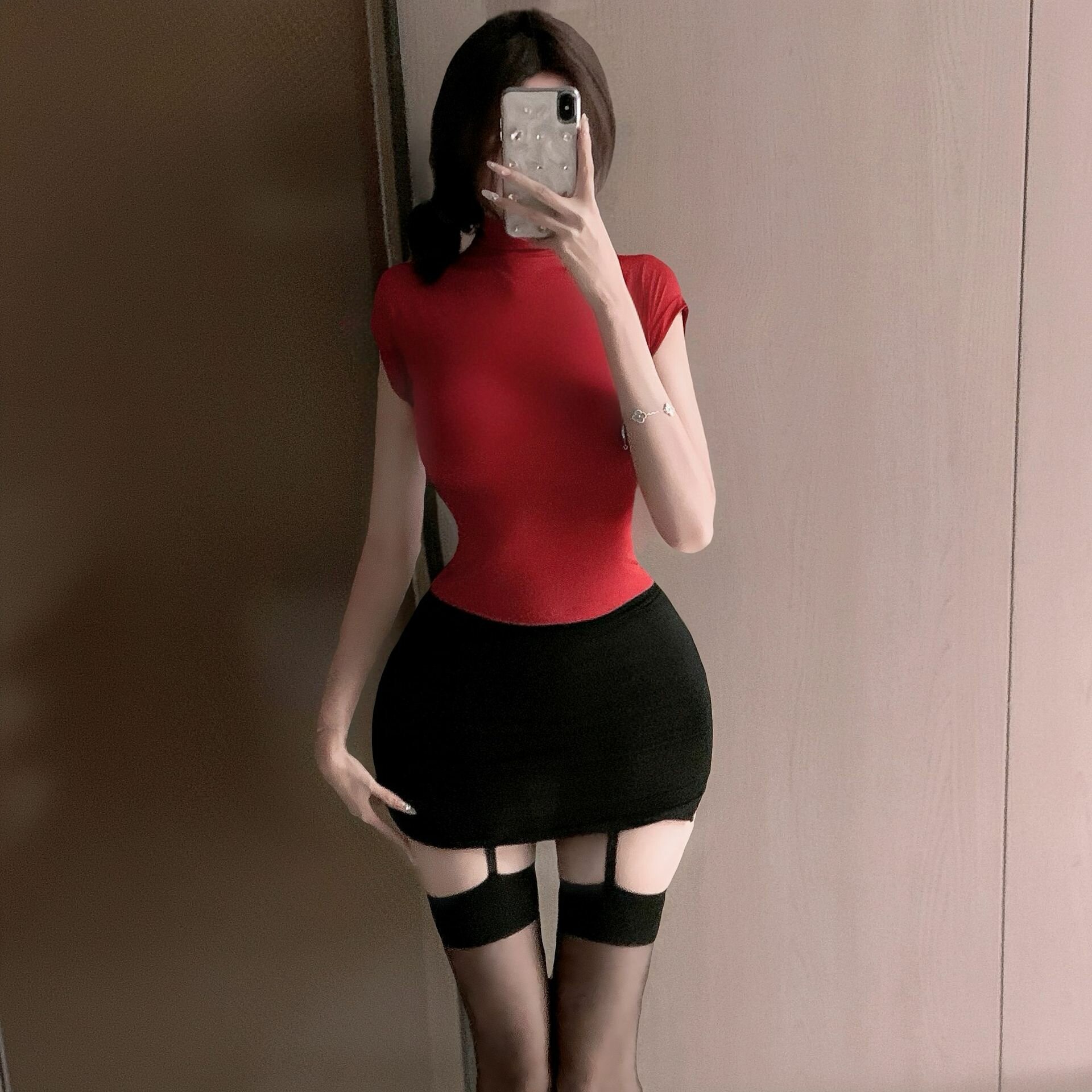 Сексуальный комплект униформы секретаря-учительницы с вырезом на груди и двусторонним дизайном. Доступен в черном и красном цветах.