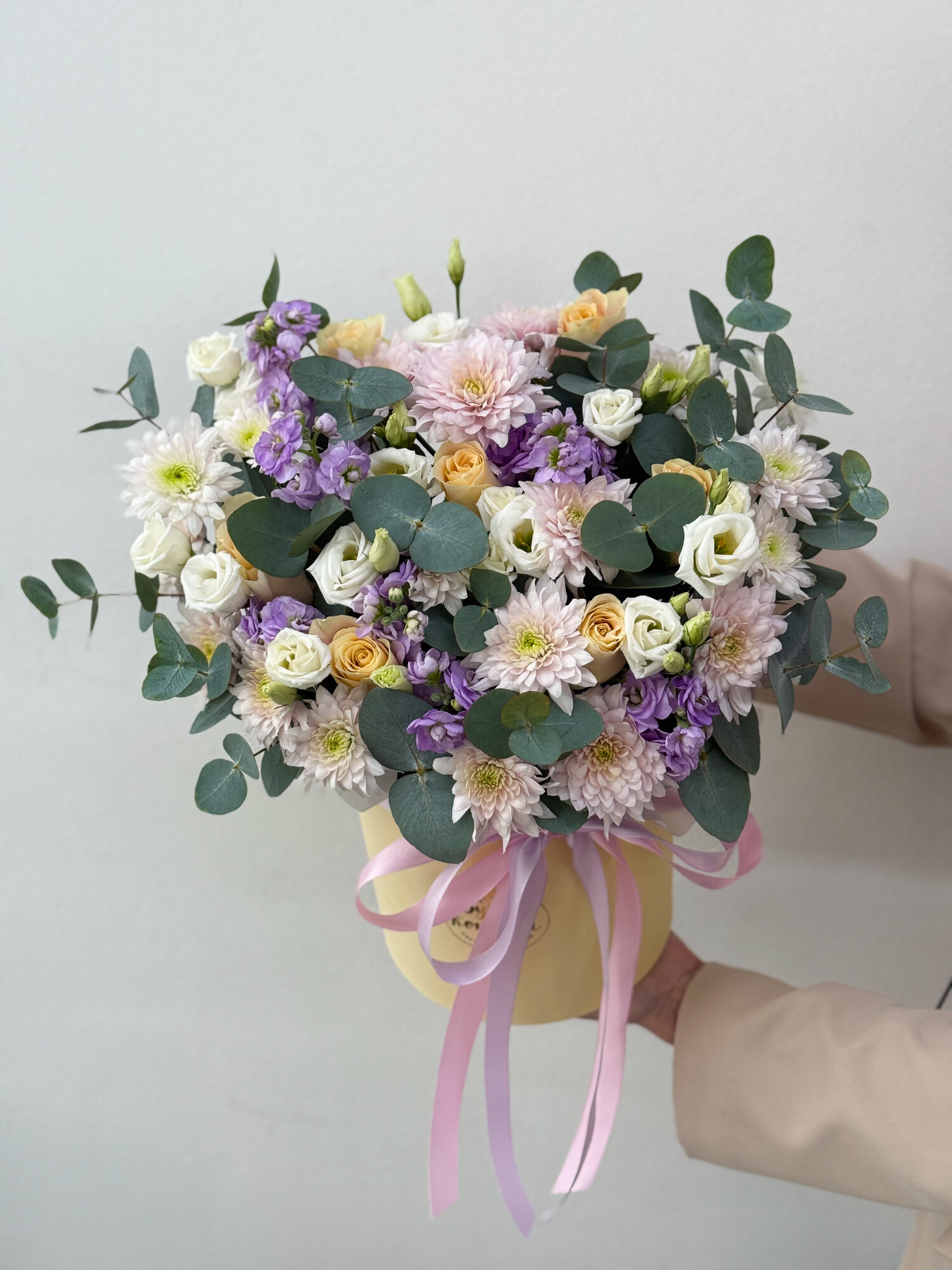 Цветочная композиция "Симфония нежности", 14 цветов, в шляпной коробке