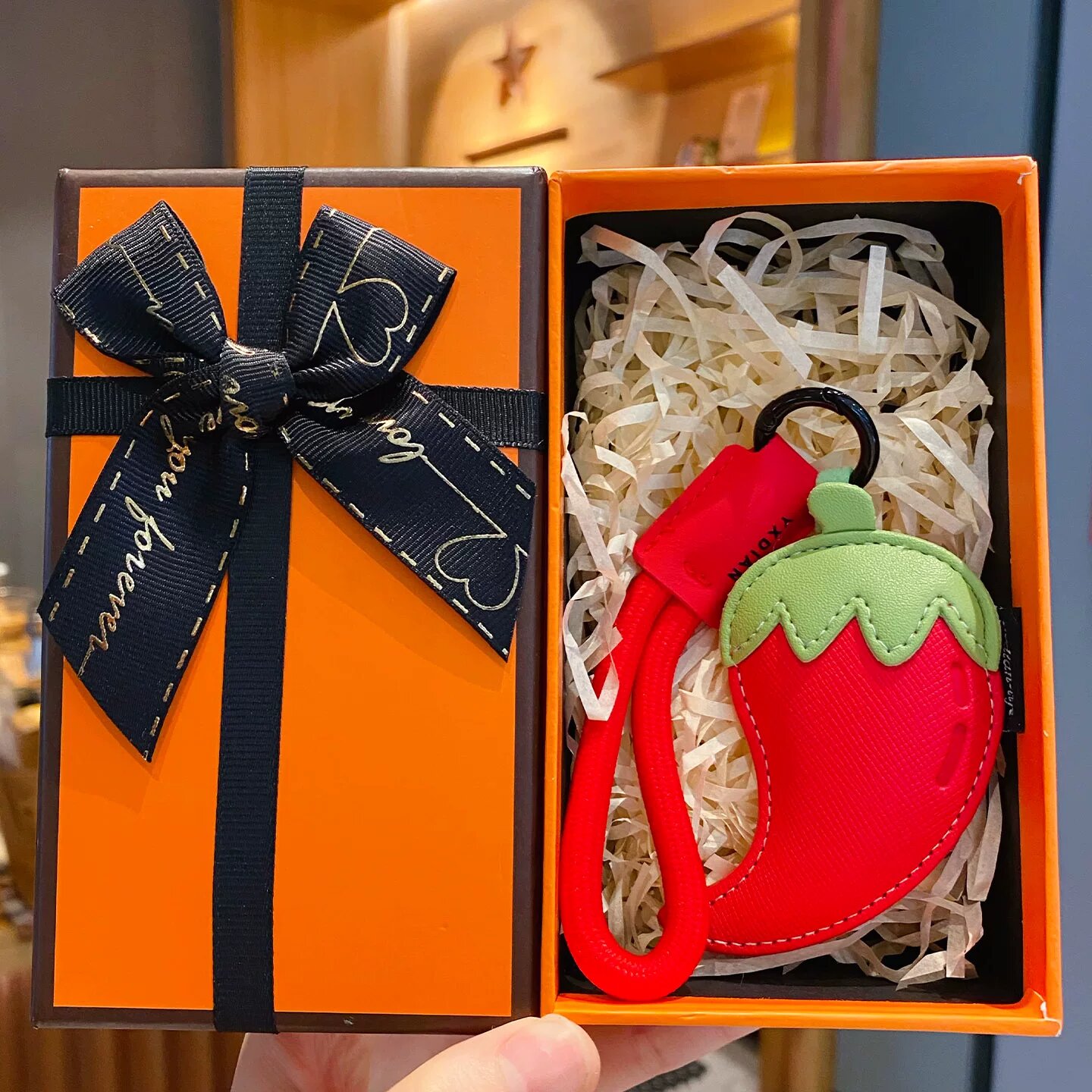 2025 Новый кожаный брелок для ключей в виде морковки, креативный мультяшный брелок для рюкзака, милый брелок. Кожаный