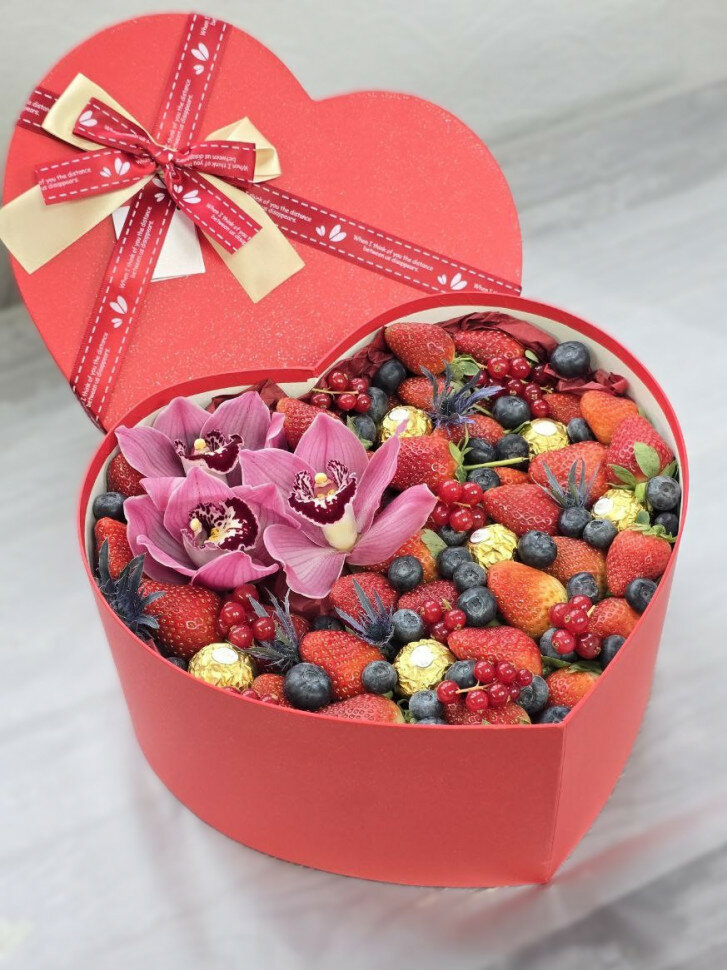 Орхидея с клубникой, голубикой и красной смородиной в коробке в форме сердца (BuketOnline)