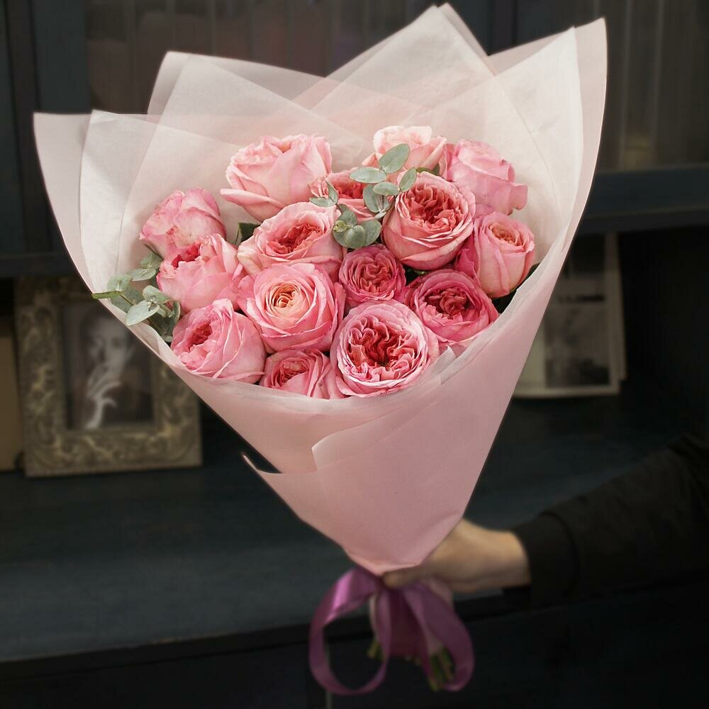 Букет роз из розовых пионовидных роз премиум сорт дэвид остин с эвкалиптом,21 роза, высота 50 см