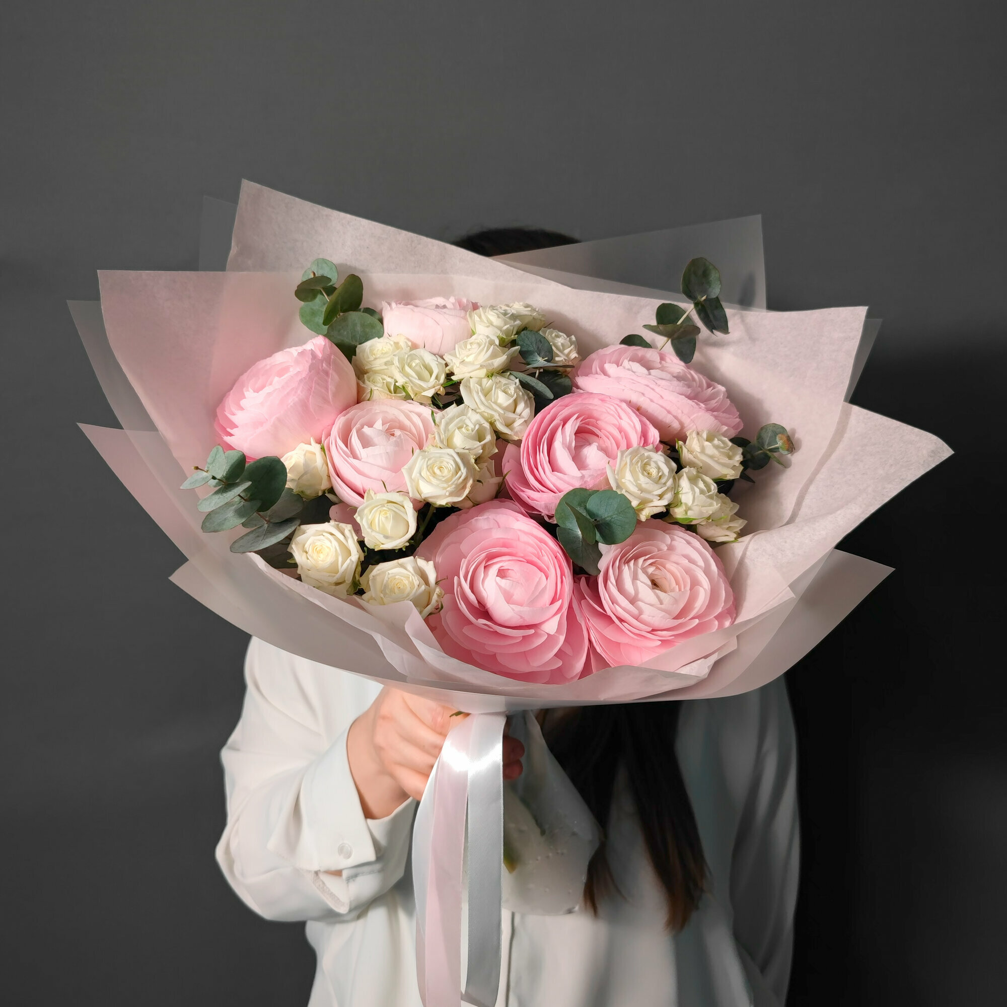 Цветы / Сборный букет из 7 розовых ранункулюсов с кустовой розой и эвкалиптом в матовой упаковке