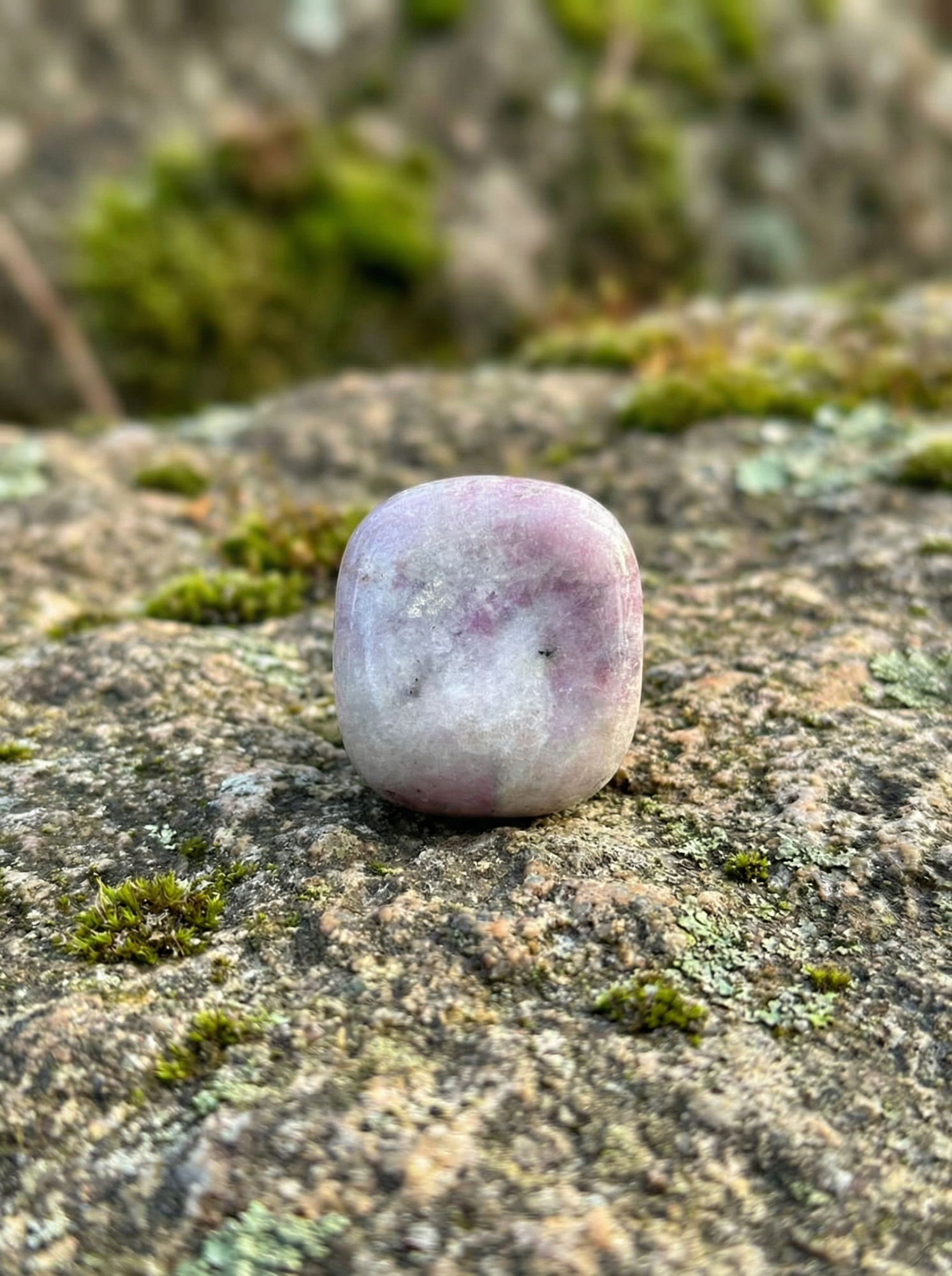 Кунцит натуральный камень, лиловый, галтовка, 1 штука, 2-2.5 см