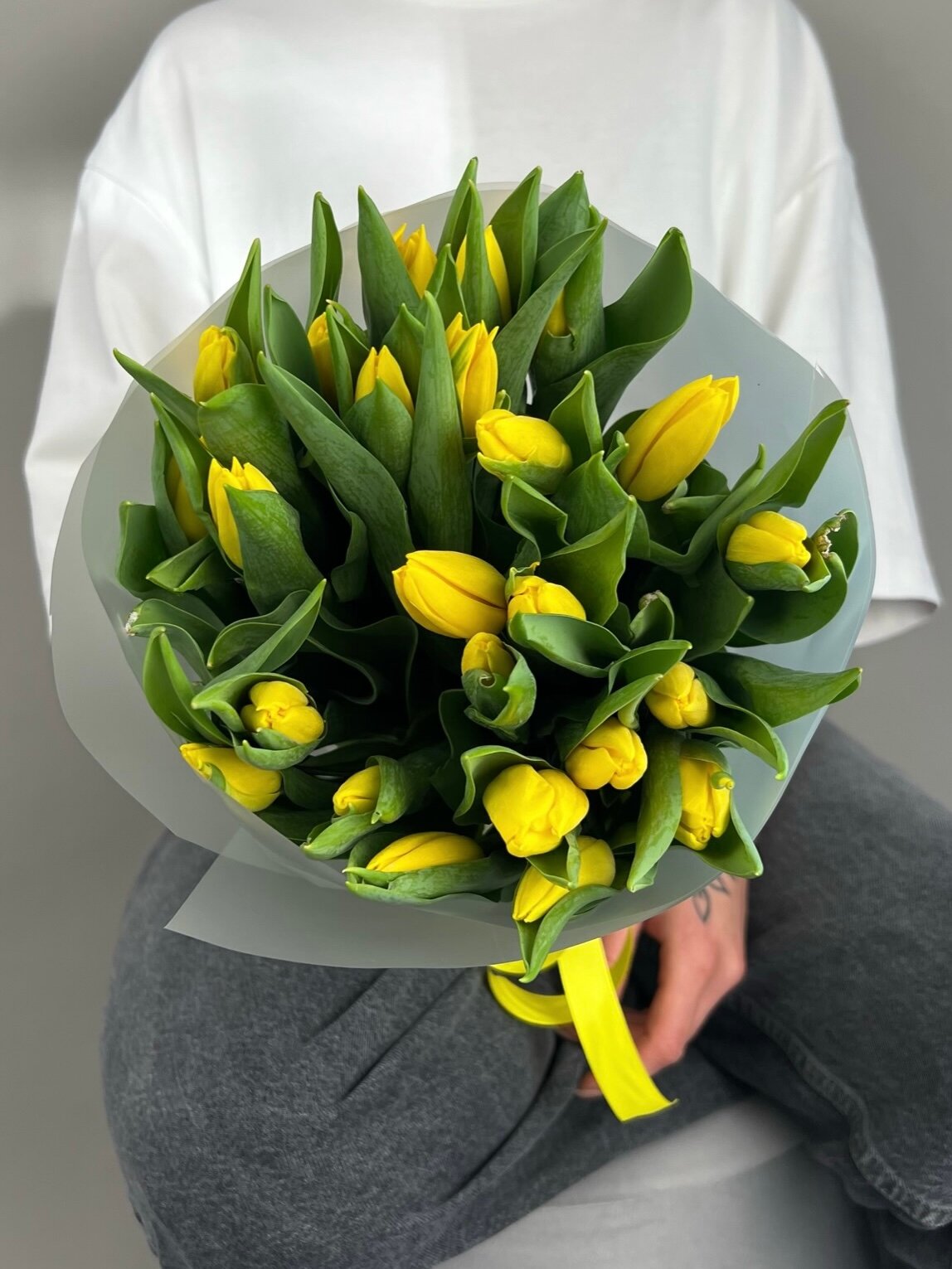 Моно букет из желтых тюльпанов 25 шт в упаковке на 8 марта цветы