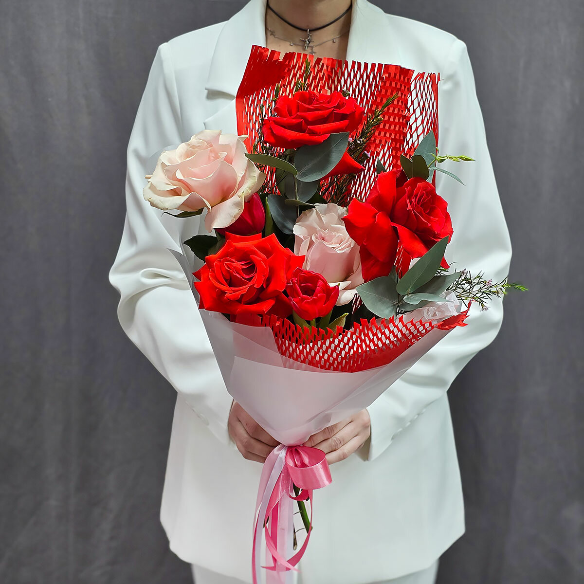 Букет Талисман Флора "Заворожила", алые французские розы, 45см, 8 цветов