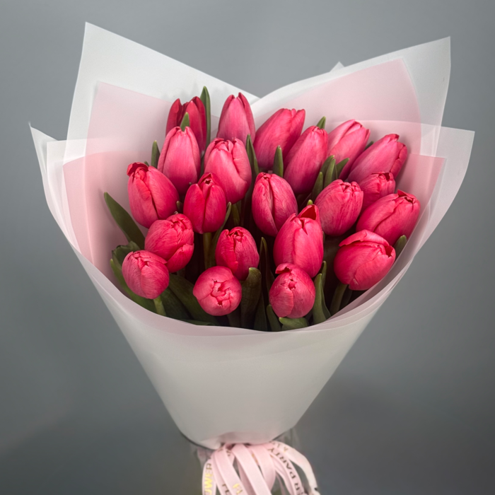 Букет из 21 малиновых тюльпанов в стильной упаковке. «365 Поводов» - живые цветы с доставкой