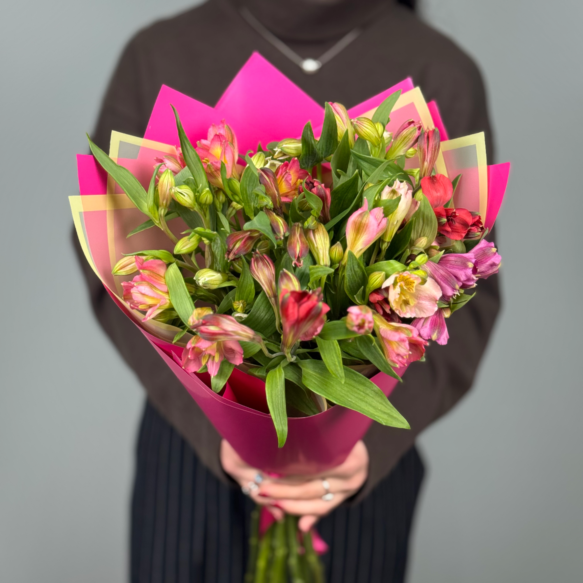 Букет из 13 альстромерий микс в стильной упаковке. «365 Поводов» - живые цветы с доставкой