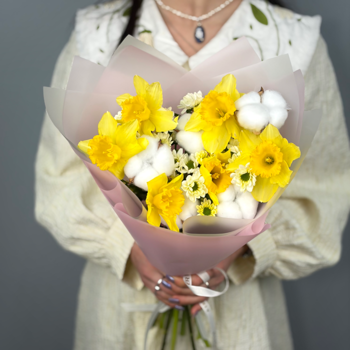 Букет Солнечный танец в стильной упаковке. «365 Поводов» - живые цветы с доставкой