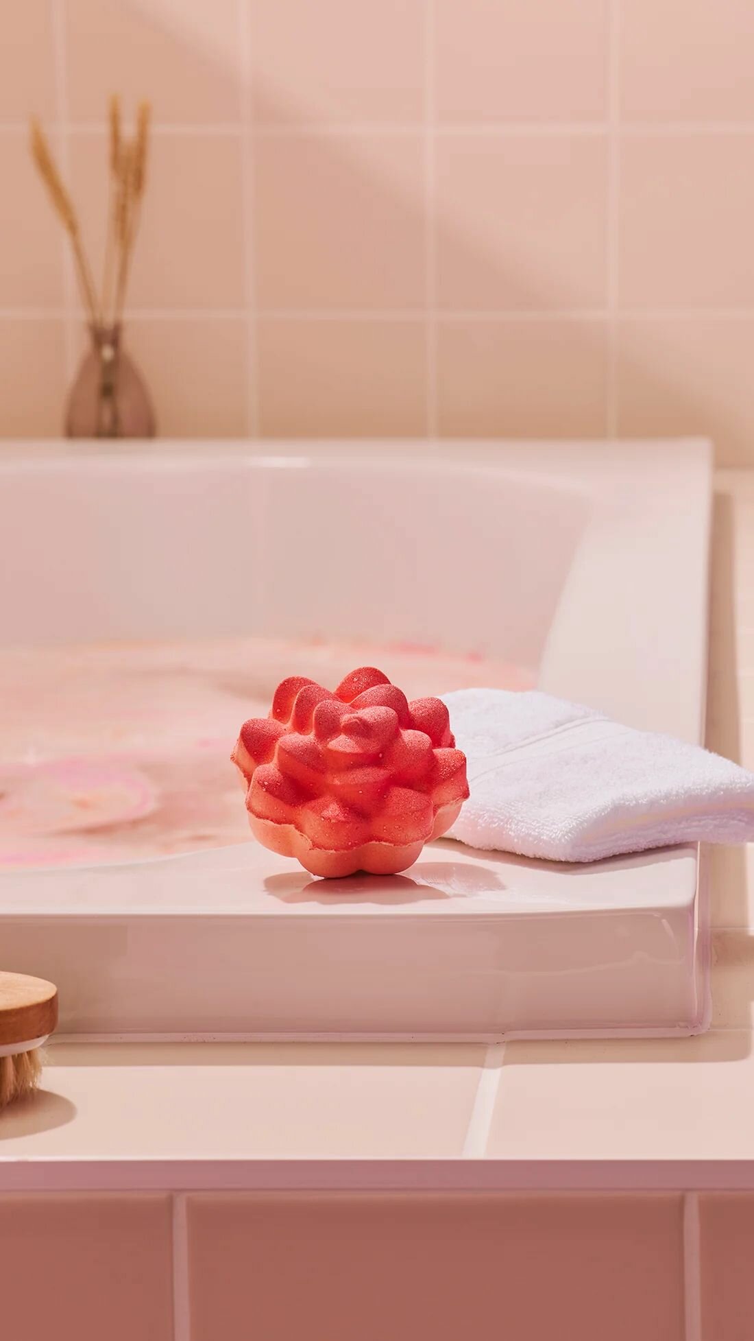 Lush Comforter Rose, бомбочка для ванны — фото 1