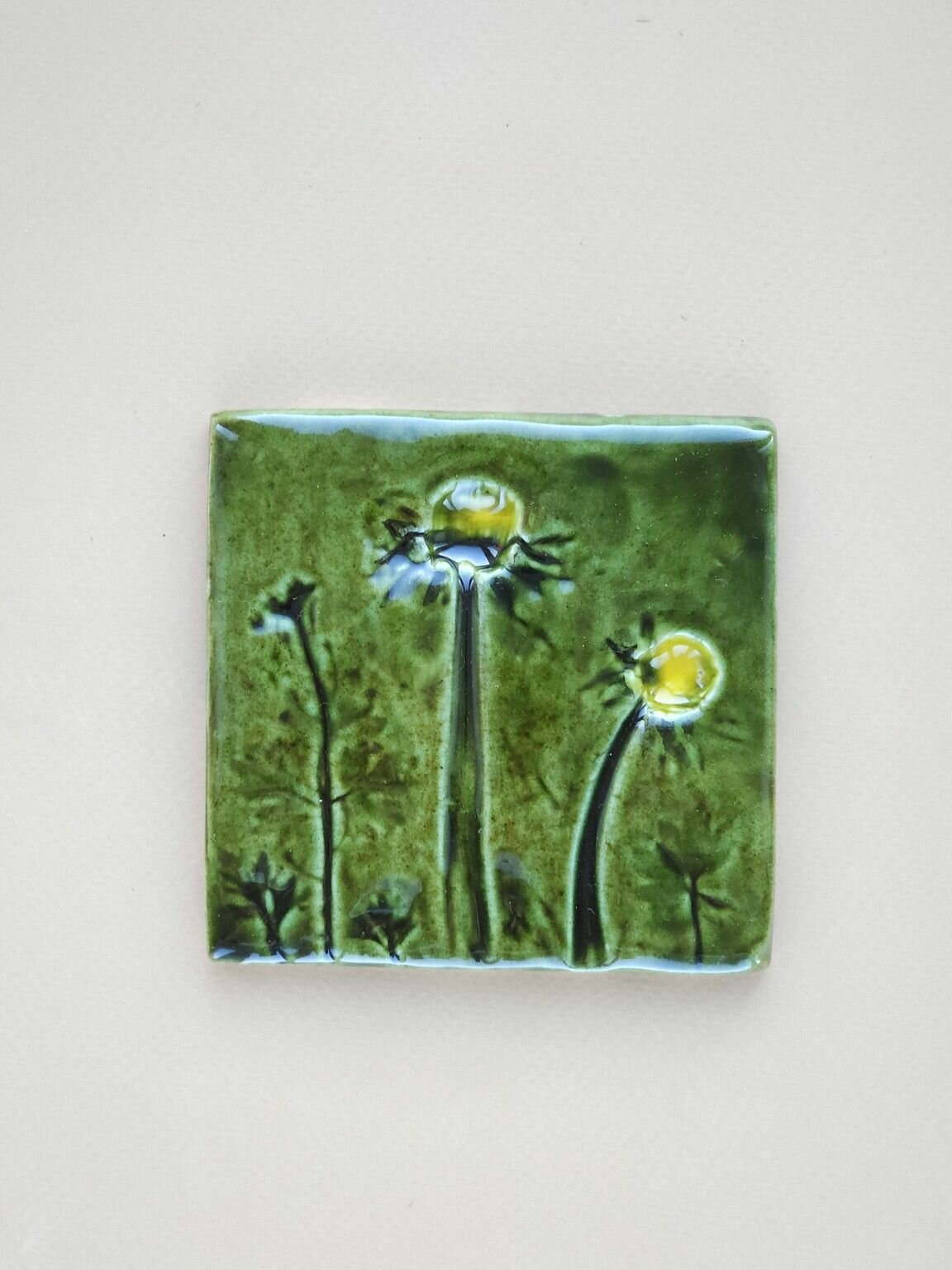 Одуванчик. Панно, изразец, настенный декор, плакетка, украшение настенное интерьерное. Ярославская майолика. Керамика ручной работы. Сделано в России.