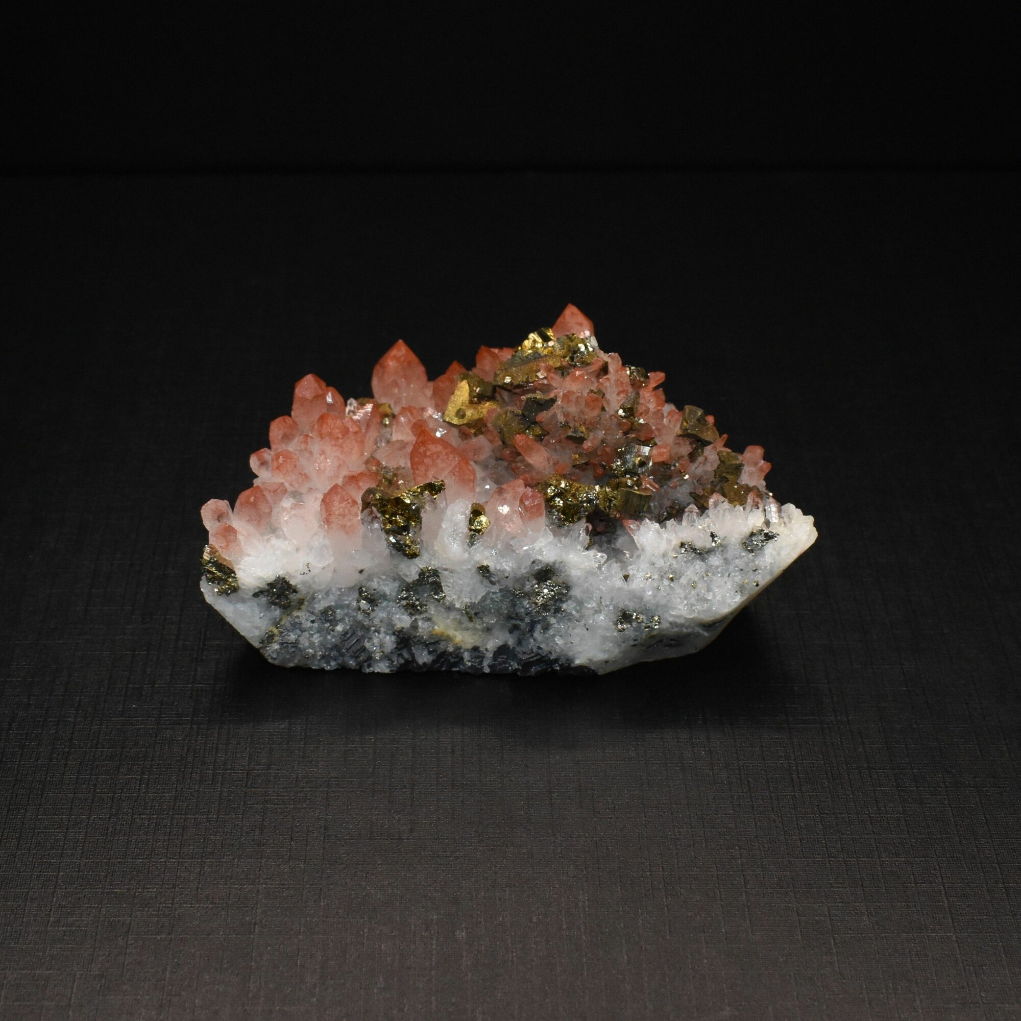 Халькопирит с Гематитом на друзе Кварца 197 г, Китай