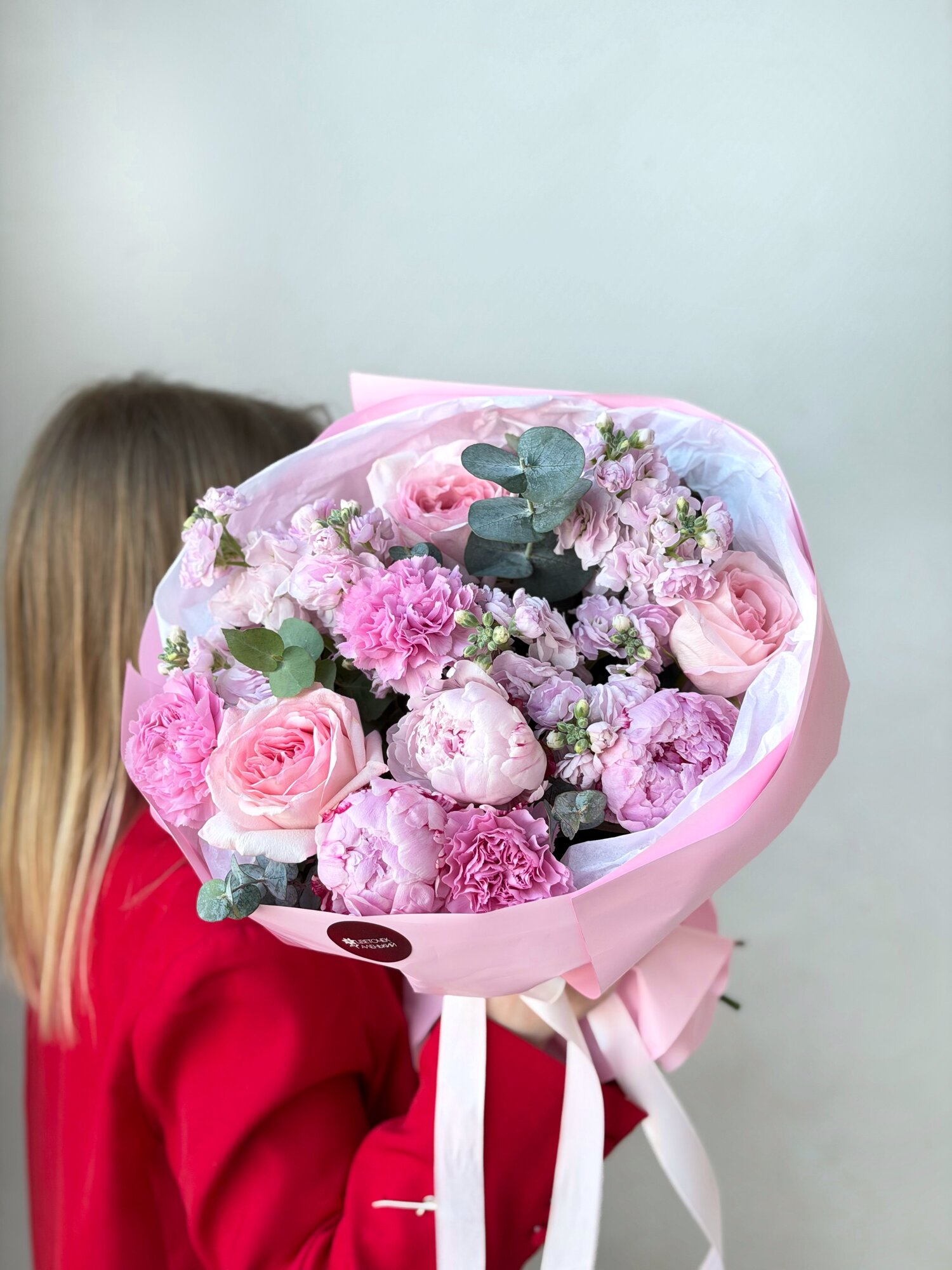 Нежный букет с пионами, пионовидной розой, ароматной маттиолой и диантусами