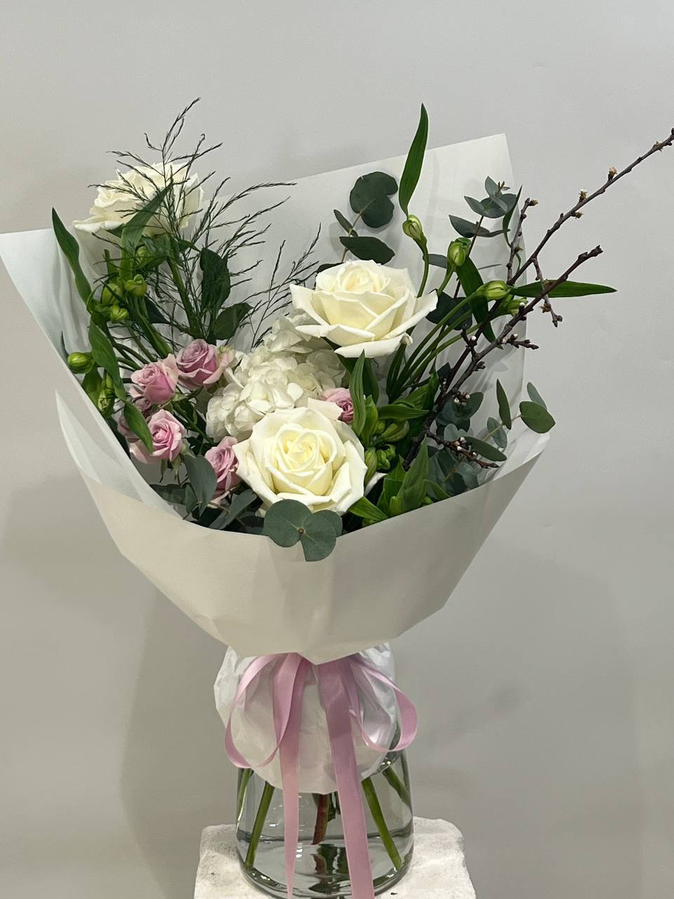 Роза Playa Blanca 3 шт и пионовидная роза 5 шт — купить зимний букет с доставкой