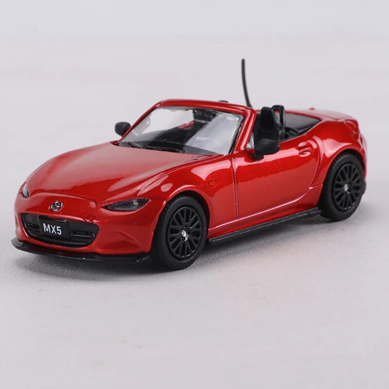 Модель автомобиля Mazda MX-5 Roadster 1:64, красный
