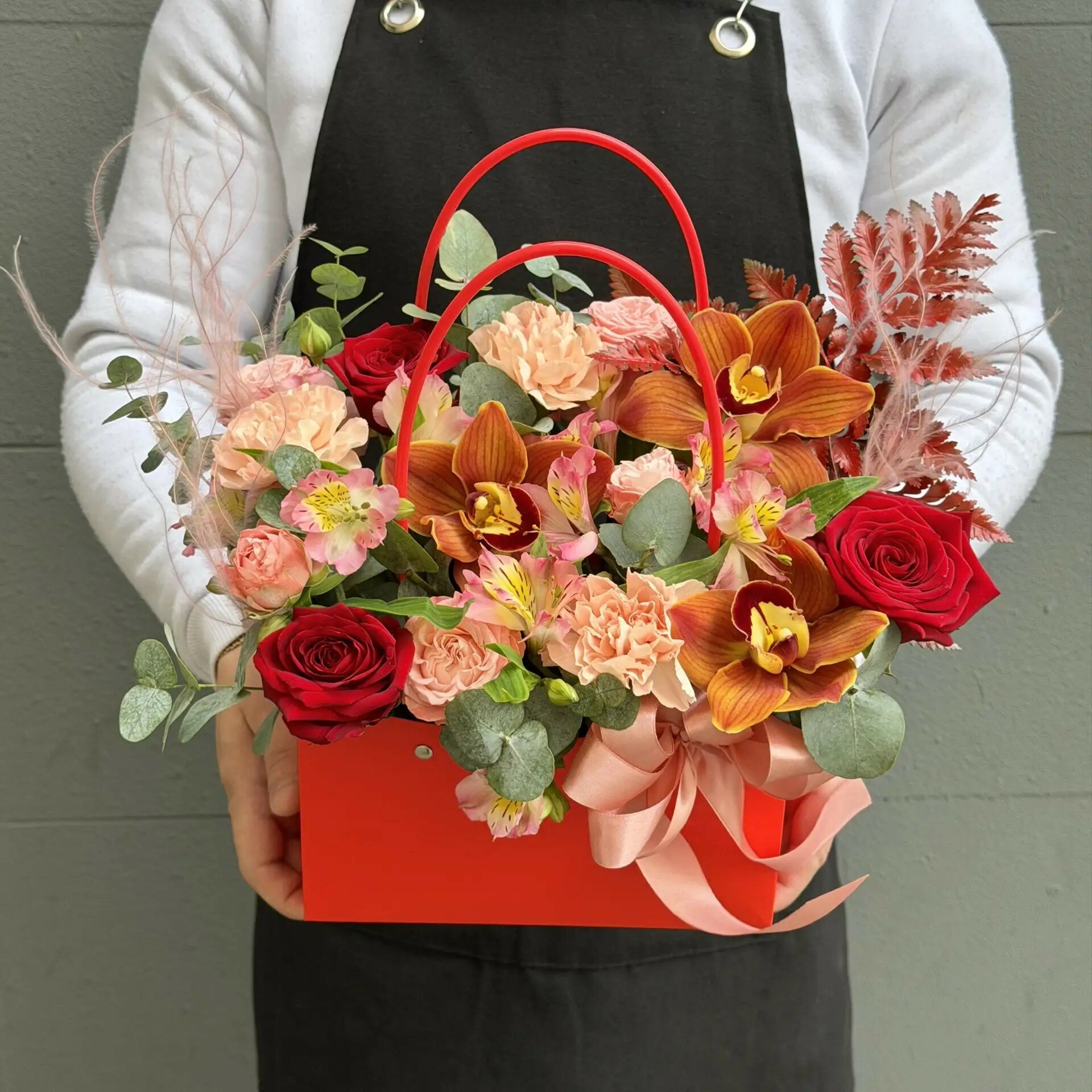 Сумочка Rybe-Flowers, альстромерии, орхидеи, розы, гвоздики, бежевая, розовая