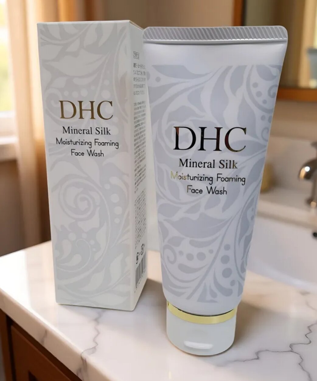 DHC Mineral Silk Японская минеральная увлажняющая пенка для умывания, 100 г. / Япония