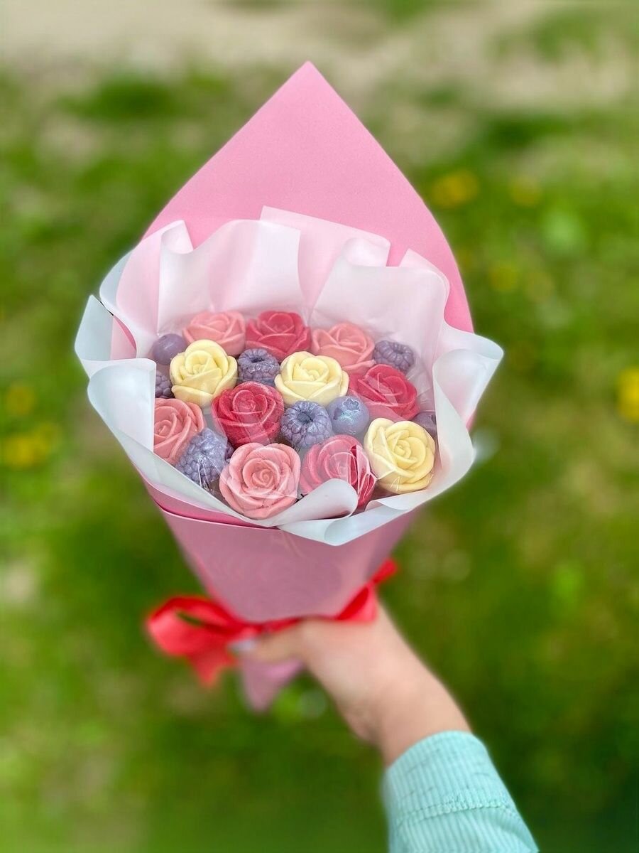 Сладкий букет из конфет шоколадные розы ТД НебыковА с ягодами из шоколада радужные