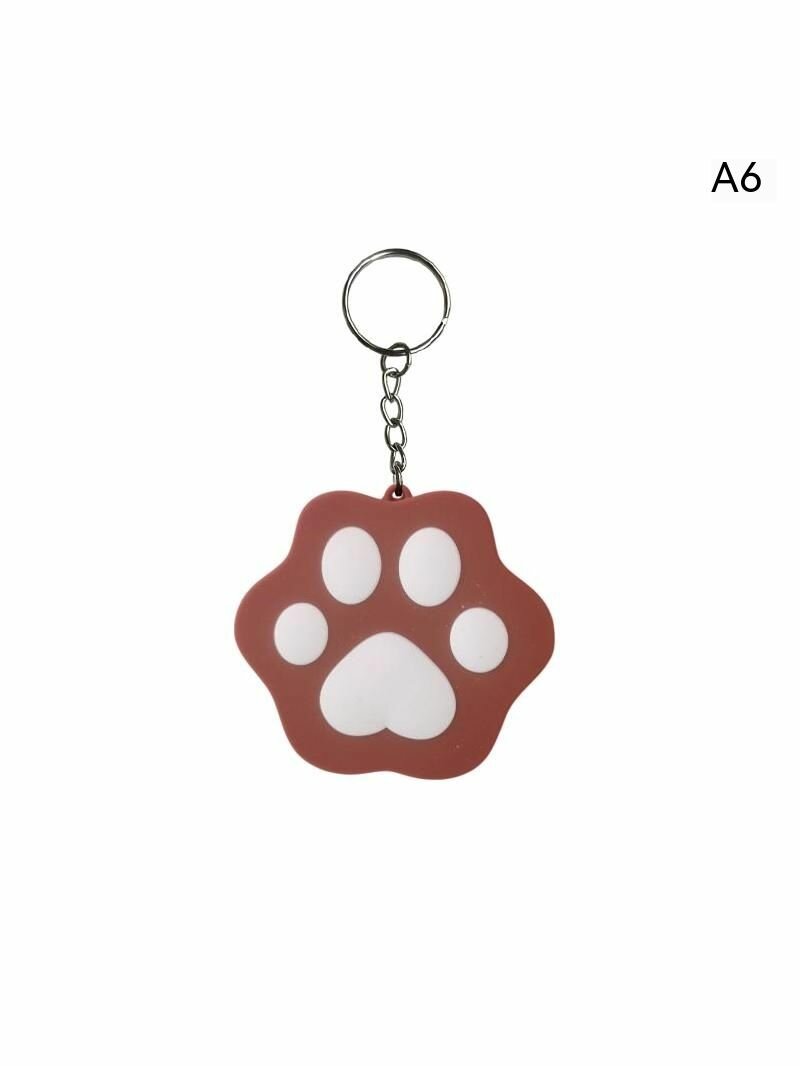 Кошачий коготь медсестры открывает ампулы для бутылок