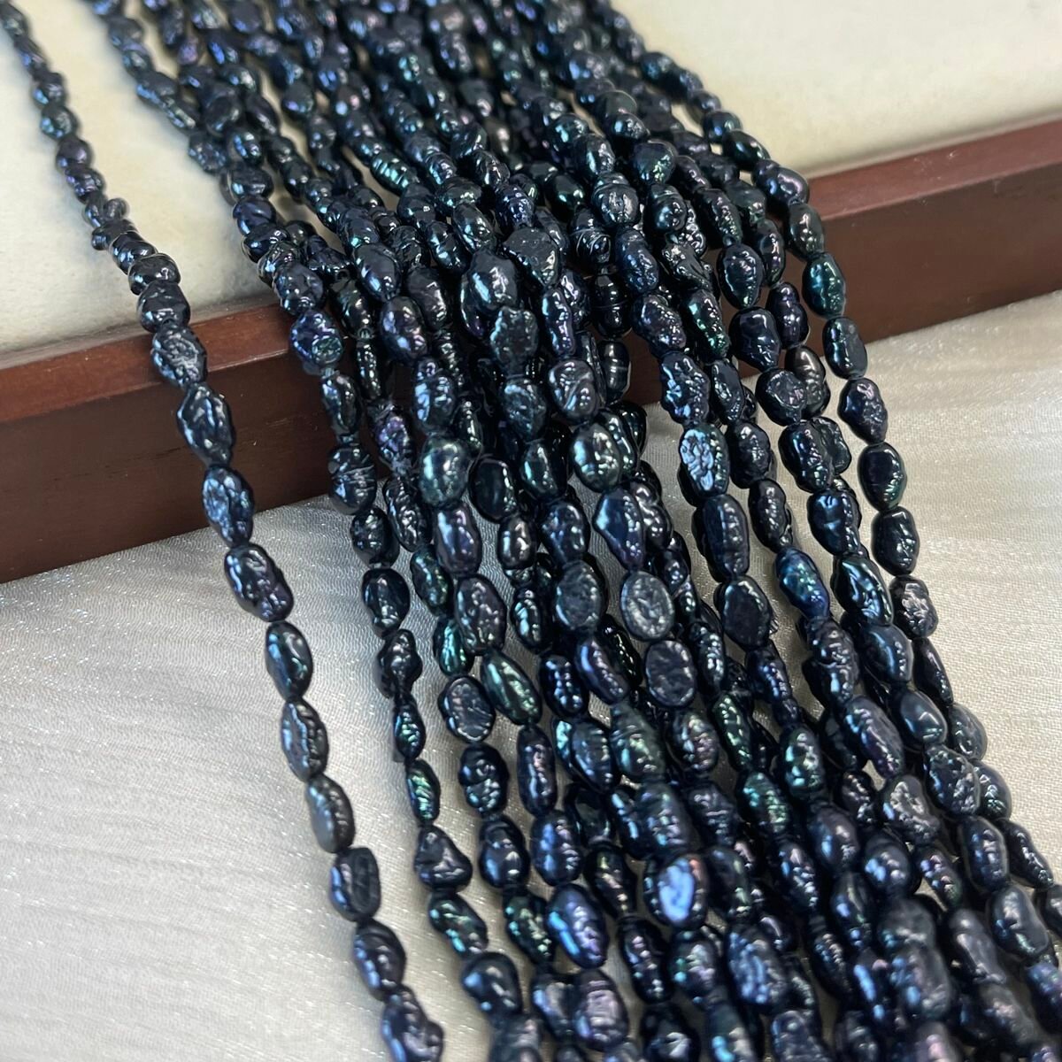 Натуральный речной жемчуг на нити для DIY украшений, готовая заготовка (бусины 4-5мм, длина 36см)