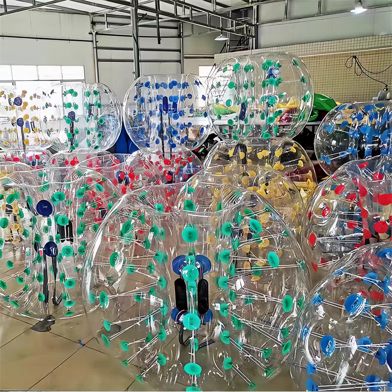 День веселых игр с бамперболами, надувной снежный бампербол, игра для тимбилдинга, уличный зорббол для взрослых на газоне.