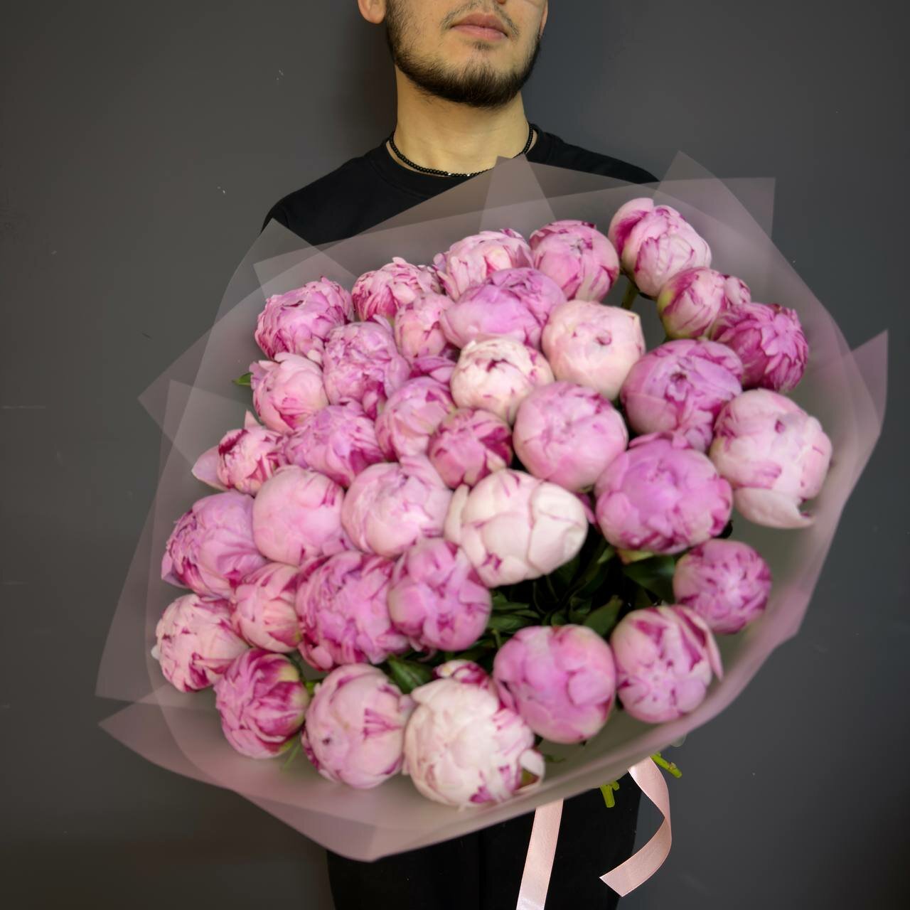 Прекрасный букет из 35 розовых пионов сорта Сара Бернард с доставкой