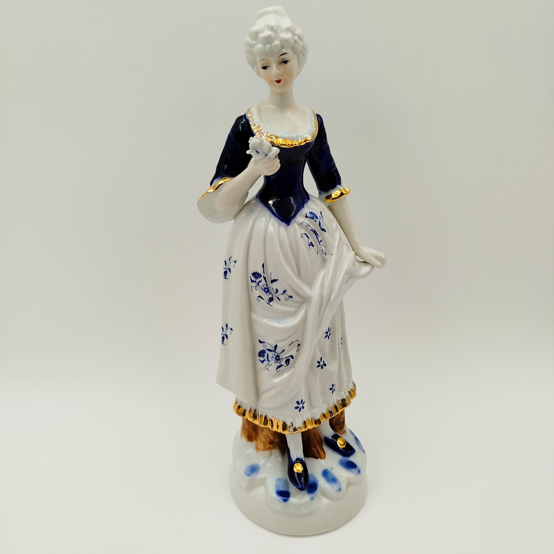 Статуэтка "Девушка с цветком", фарфор, роспись, деколь, золочение, Азия, 1980-2000 гг.