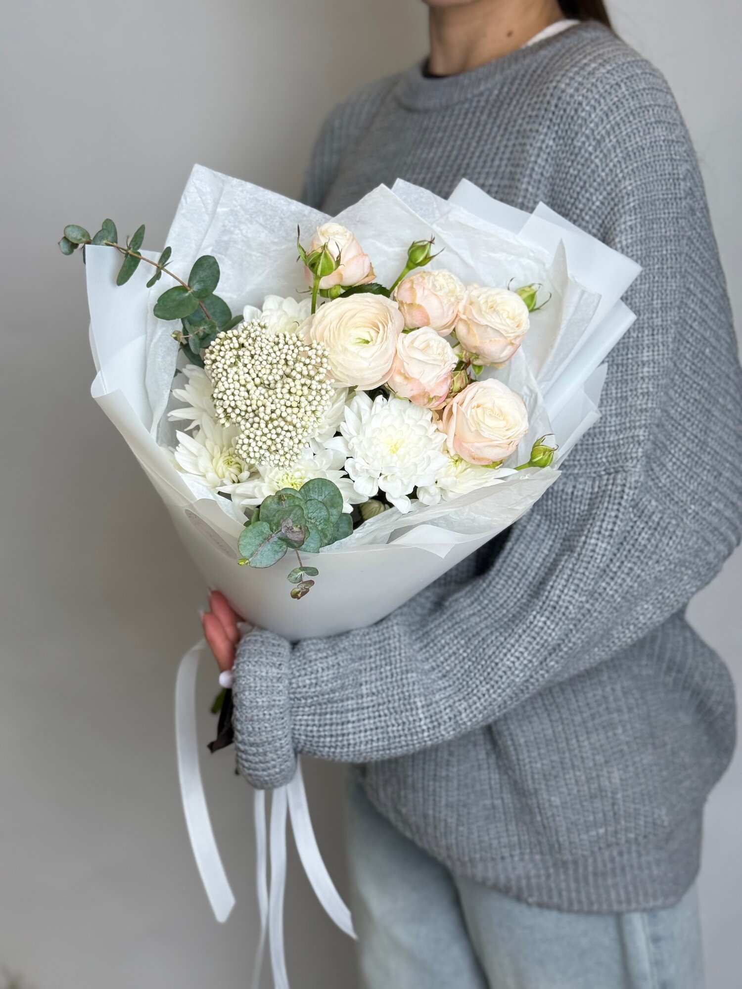 Ранункулюсы , озотамнус , эвкалипт и хризантема в светлом и нежном букете «Белый ангел»