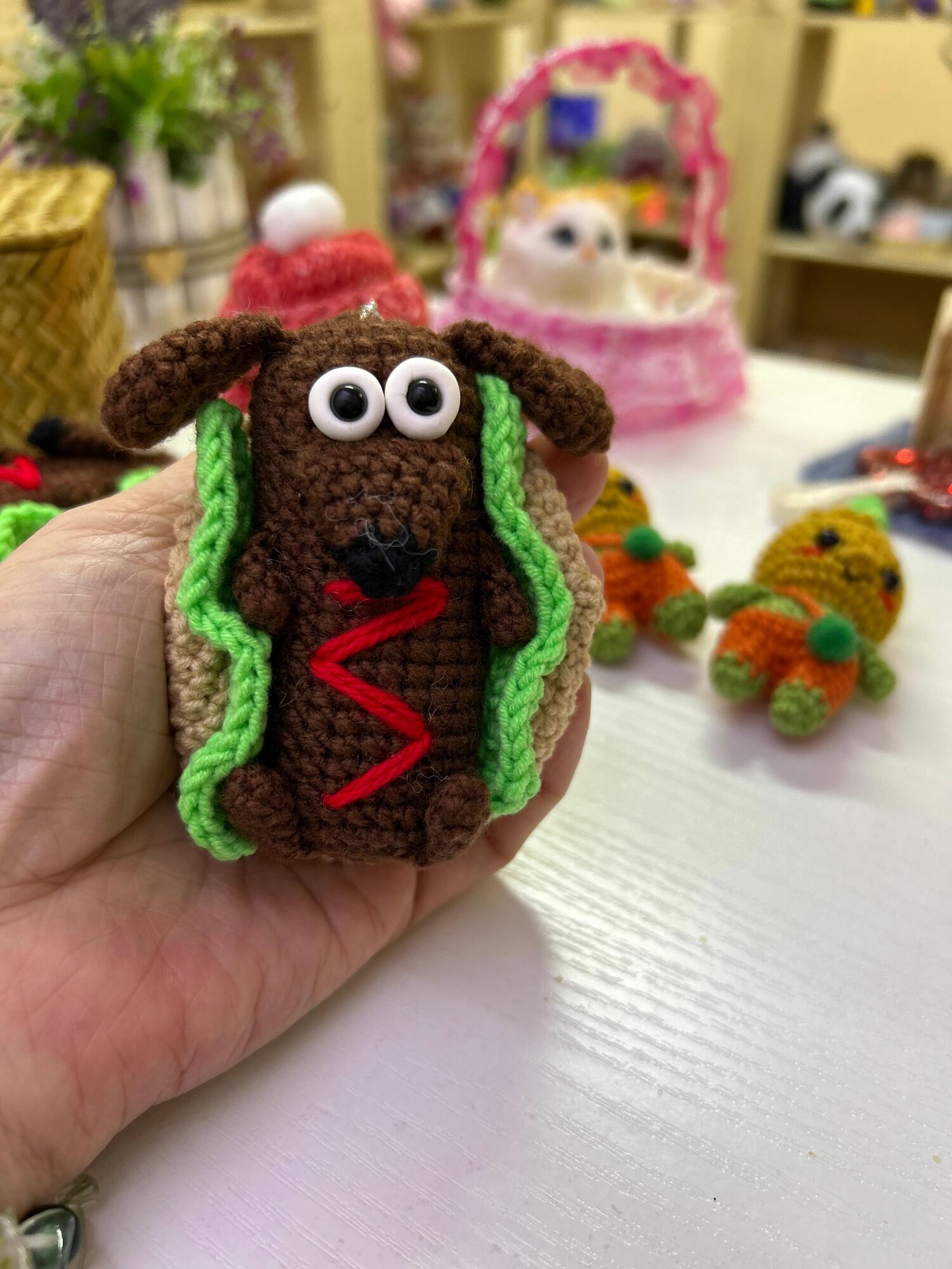 Вязаная игрушка брелк Такса в виде хот-дога. Собачка подвеска на рюкзак ручной работы