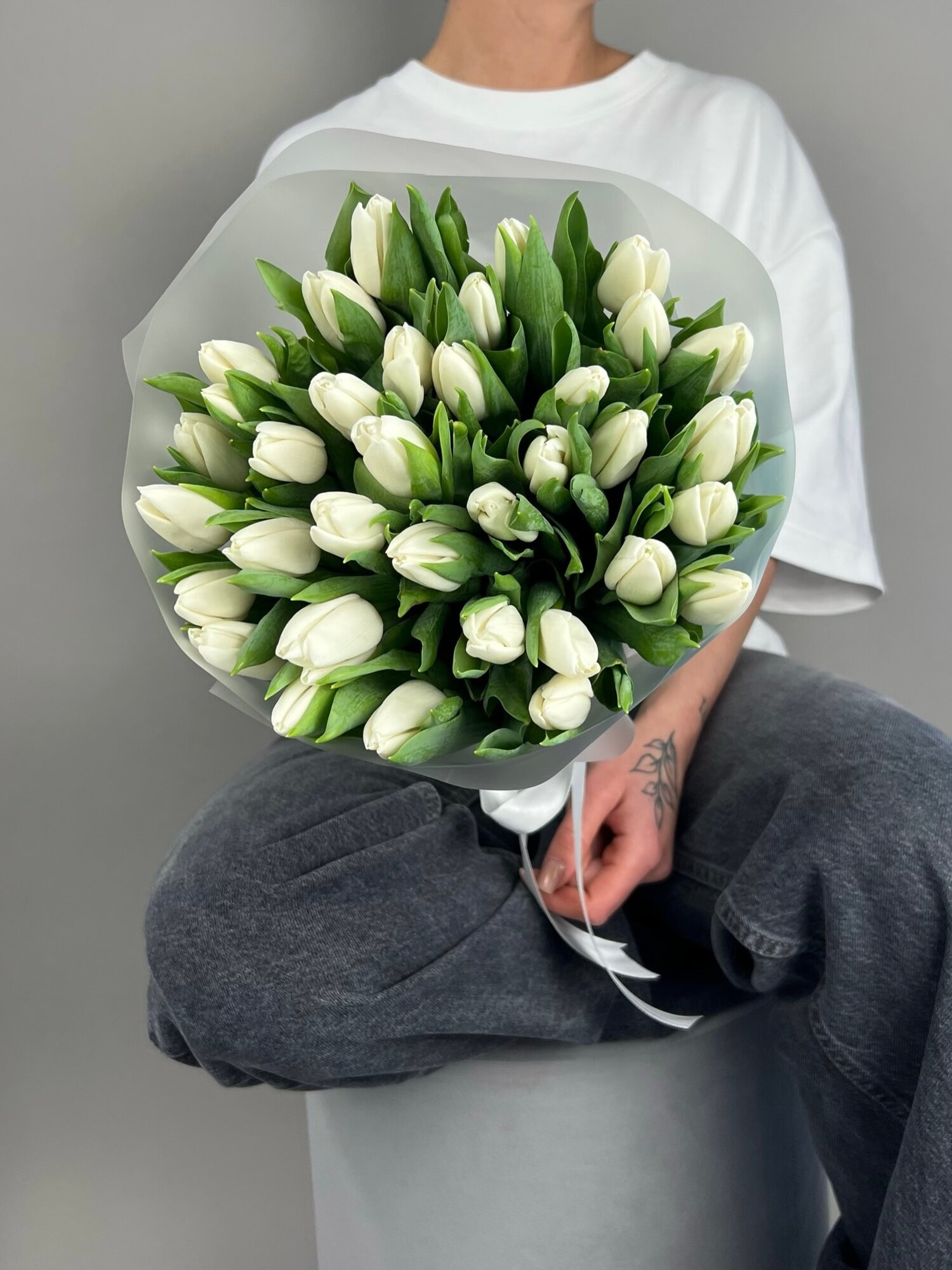 Моно букет из тюльпанов 35 шт белые в упаковке на 8 марта цветы