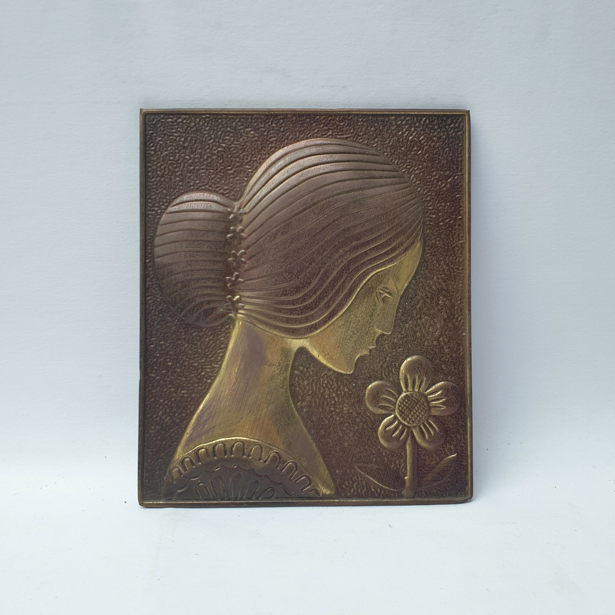 Винтажная чеканка 19х22 см, Девушка Юность, царапины. СССР