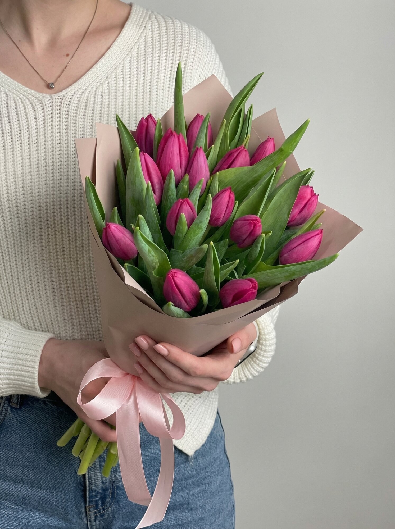 Букет живых цветов из 15 малиновых тюльпанов