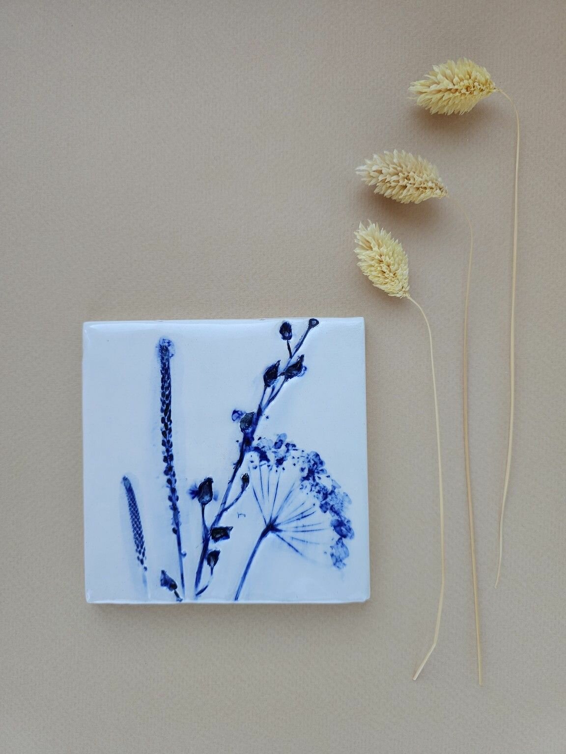 Тысячелистник (синий). Цветы на белом. Панно, изразец, настенный декор, плакетка, украшение настенное интерьерное. Ярославская майолика. Керамика ручной работы. Сделано в России.