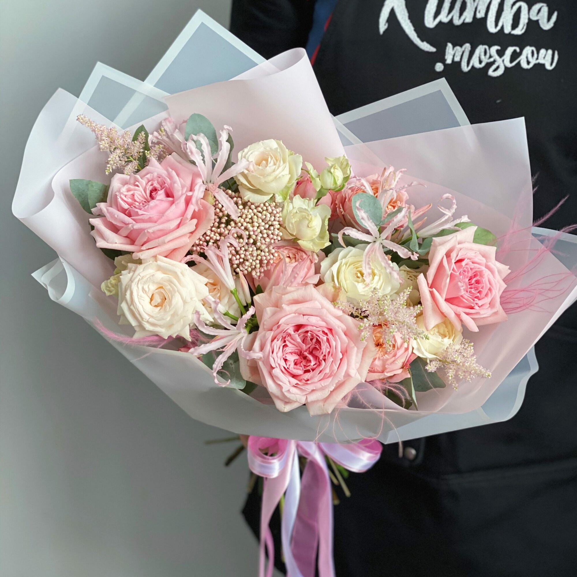 Букет с розами и ковылем от студии цветов клумба. москва, аквабокс