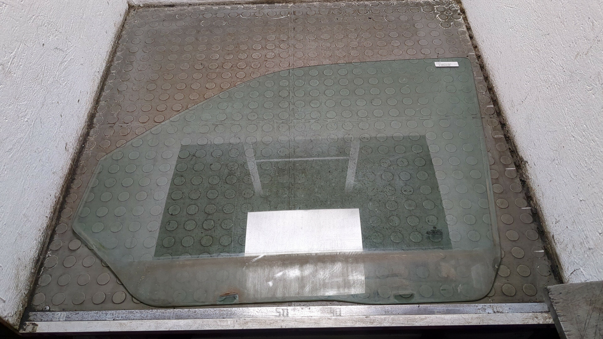 Стекло боковой двери левое переднее Volkswagen Transporter 5 Б/У